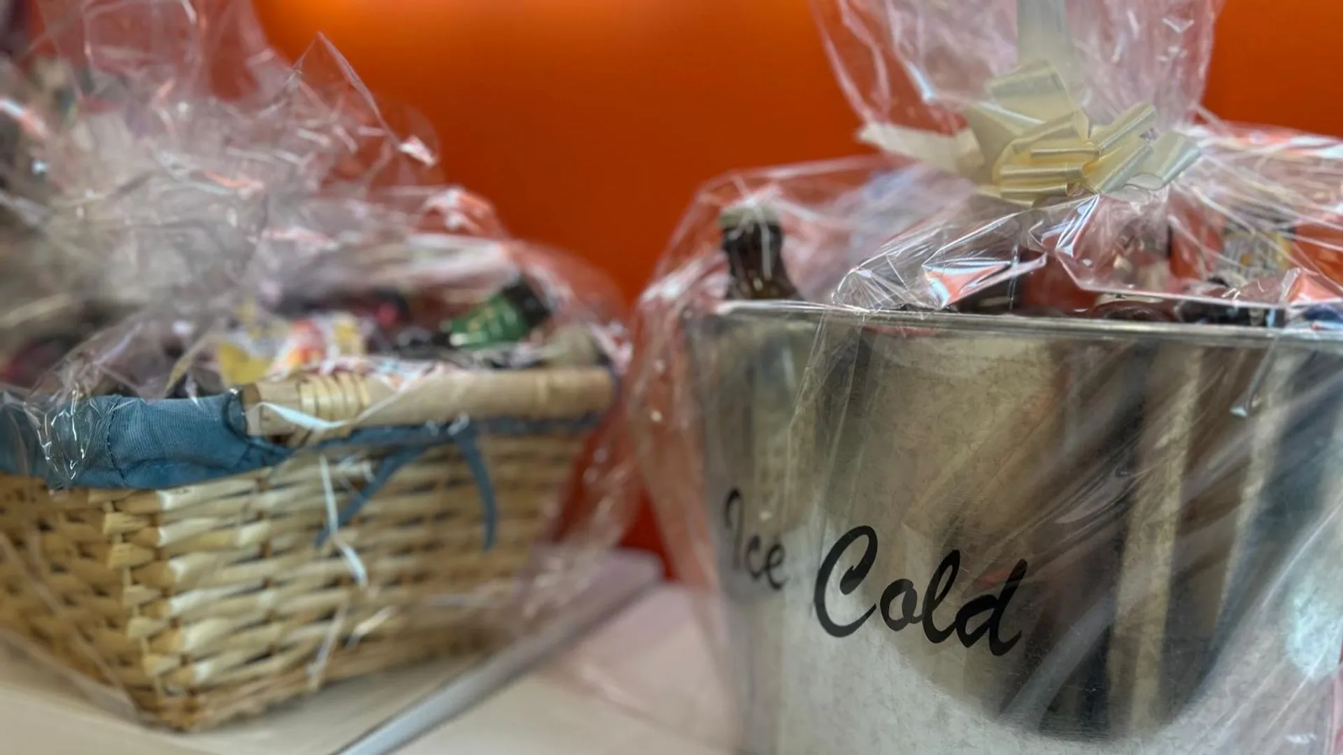 Cadeaux de Noël : comment les emballer sans polluer ? - RTBF Actus