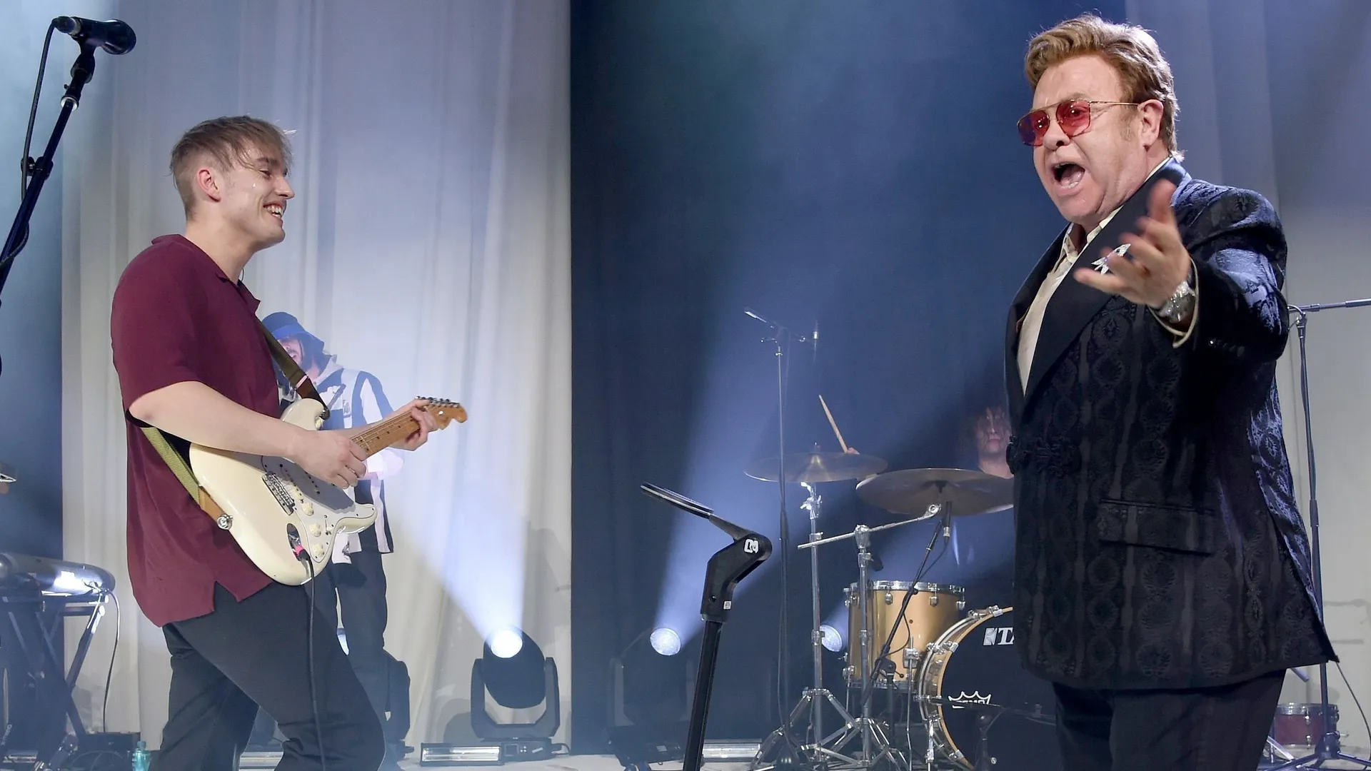 Sam Fender annonce un nouveau single avec Elton John au piano - RTBF Actus