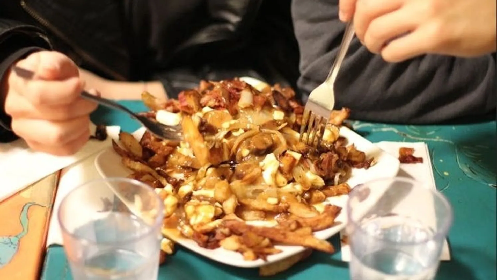 Comment la poutine est-elle devenue le nouveau plat national québécois ...