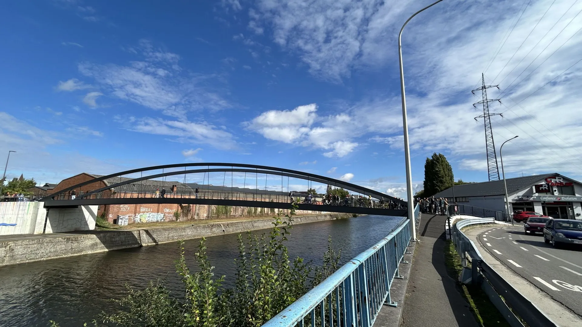 Châtelet : la passerelle cyclo-piétonne surplombant la Sambre accessible et inaugurée - RTBF Actus