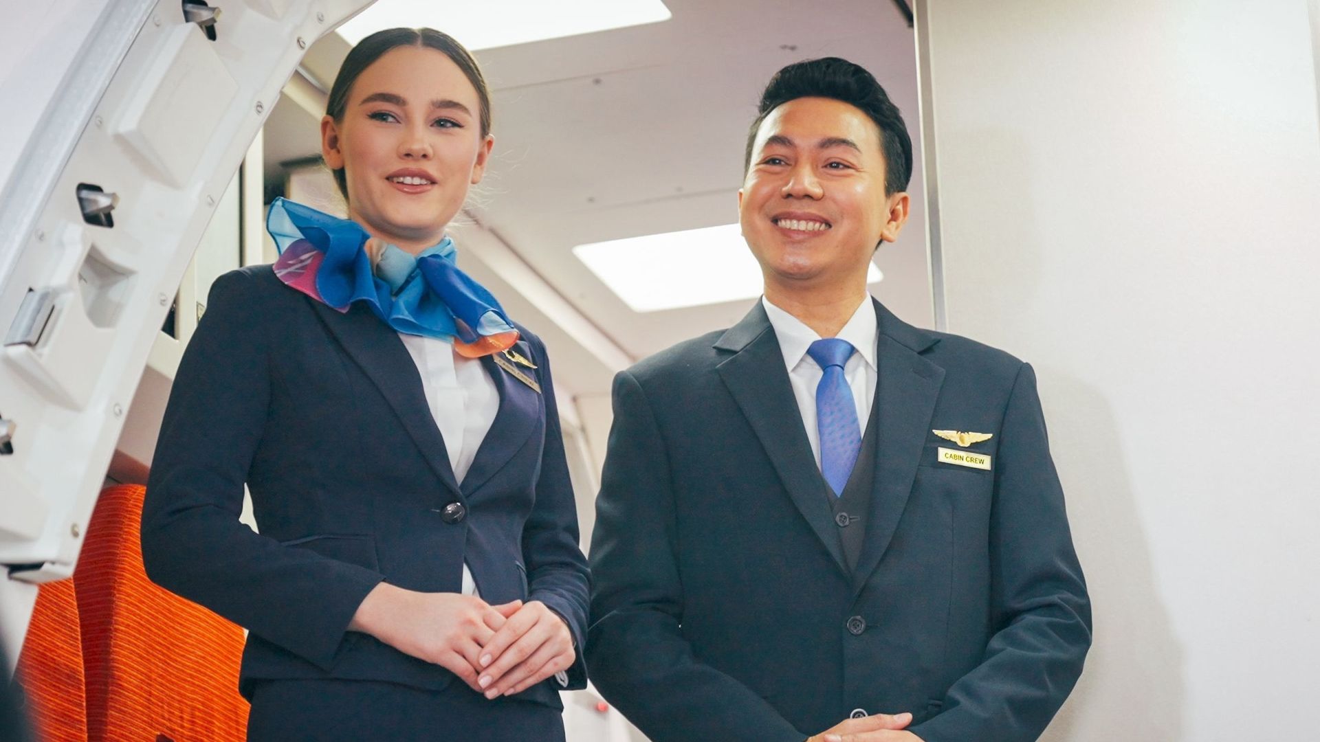 Pourquoi les stewards portent de fausses cravates dans l’avion ? - RTBF ...