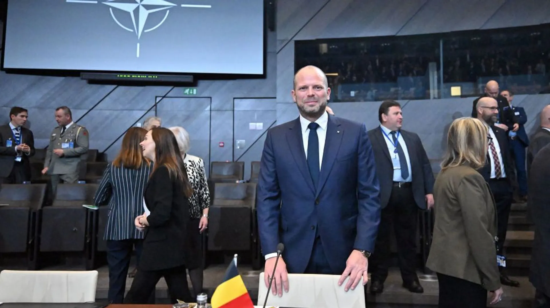 La revue de presse : les dépenses pour l’OTAN, inéluctables, impayables ...