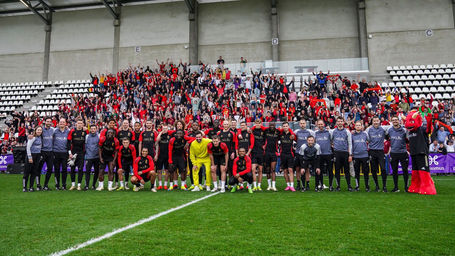 Diables Rouges : un bain de foule, une photo souvenir et un pain ...