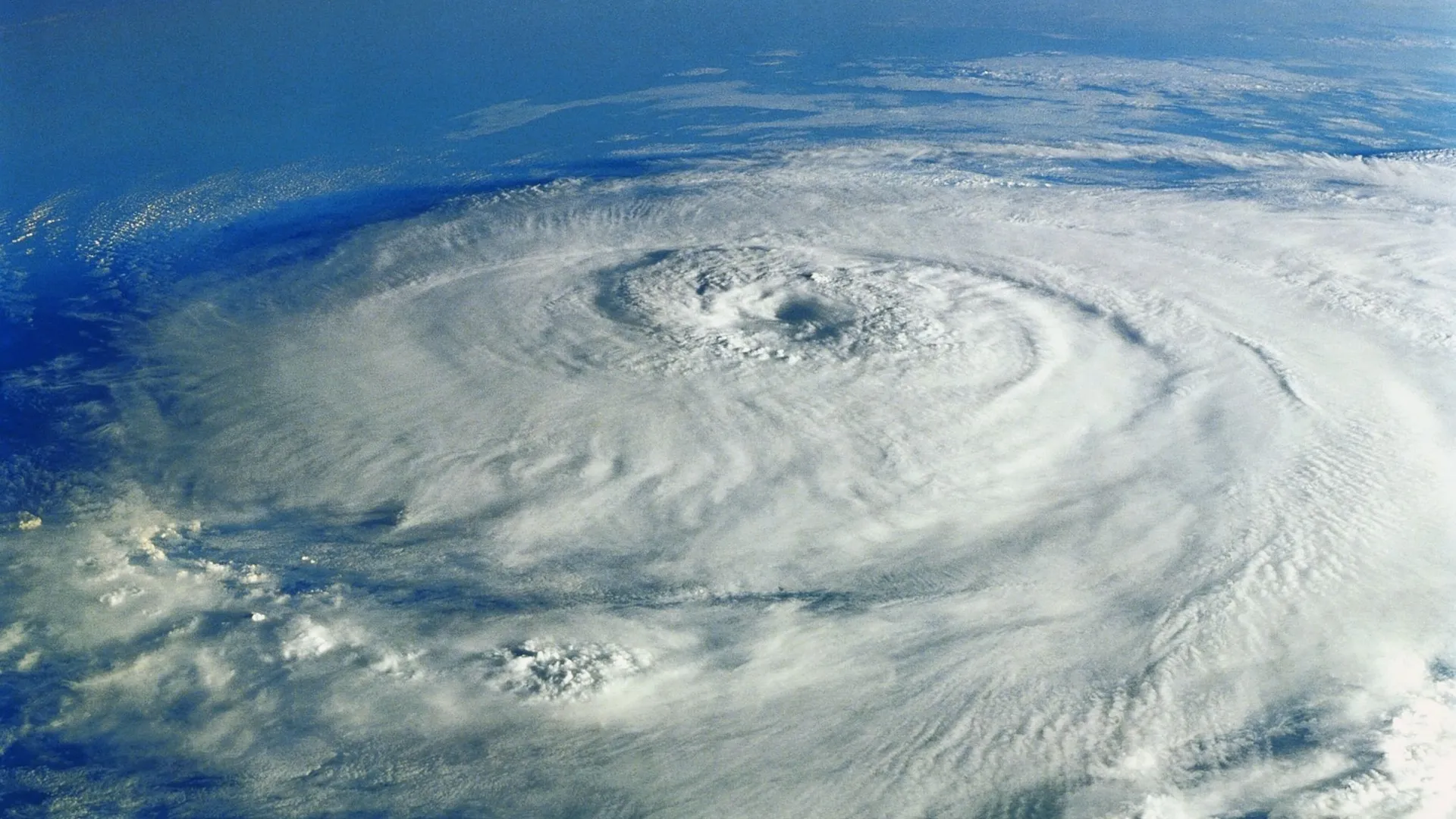 L'ouragan Erin atteint les Caraïbes et entraîne de fortes pluies - RTBF ...