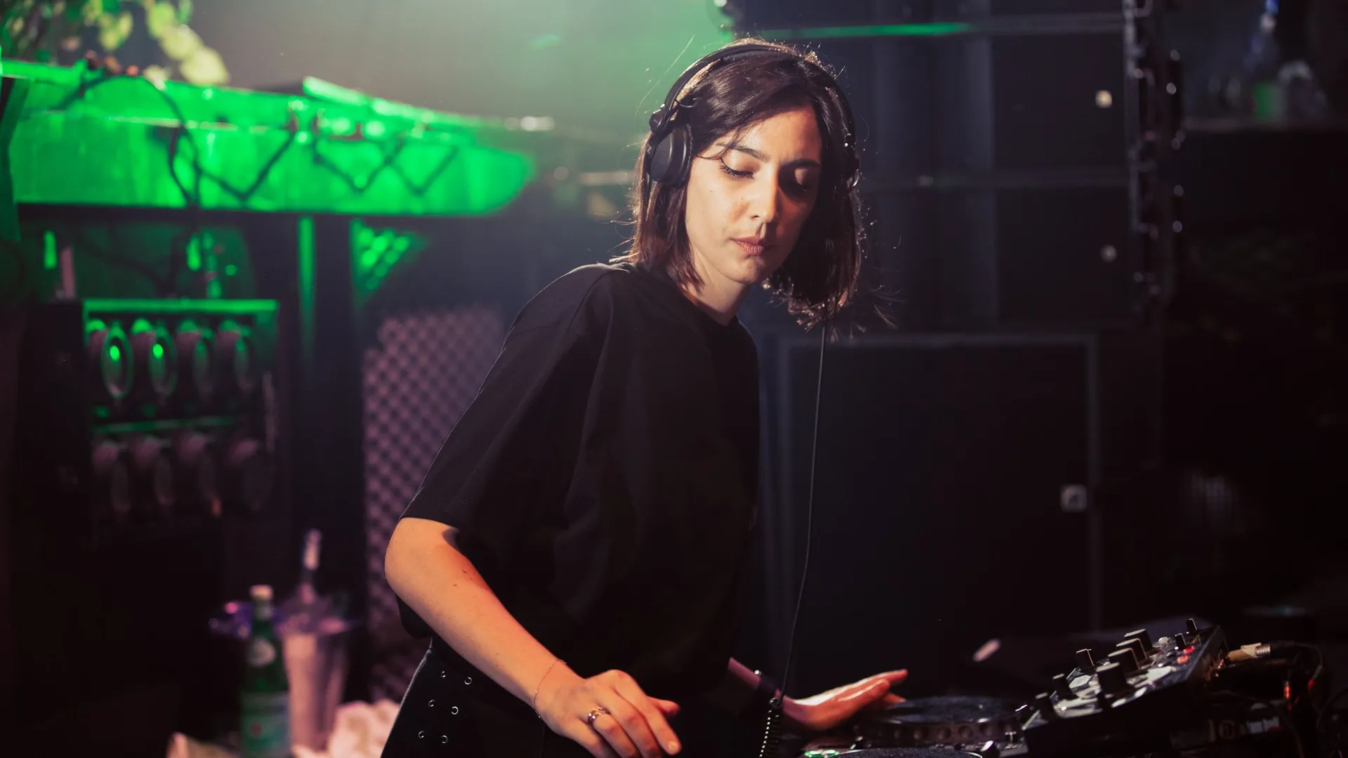 Du passeur de disques à superstar : l’ascension fulgurante du DJ - RTBF ...