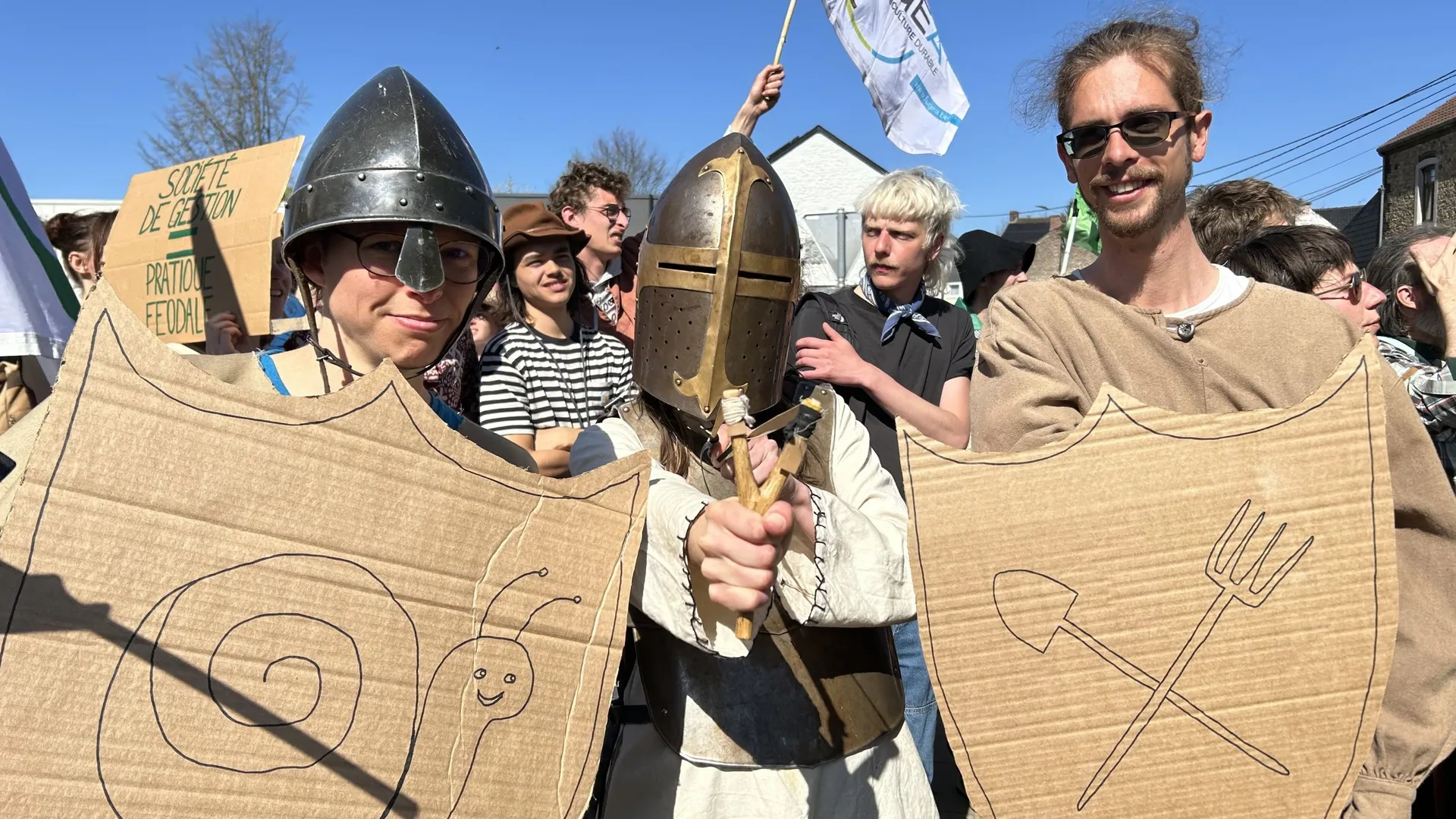 Floreffe : pierres en papier mâché, costumes médiévaux et calicots ...