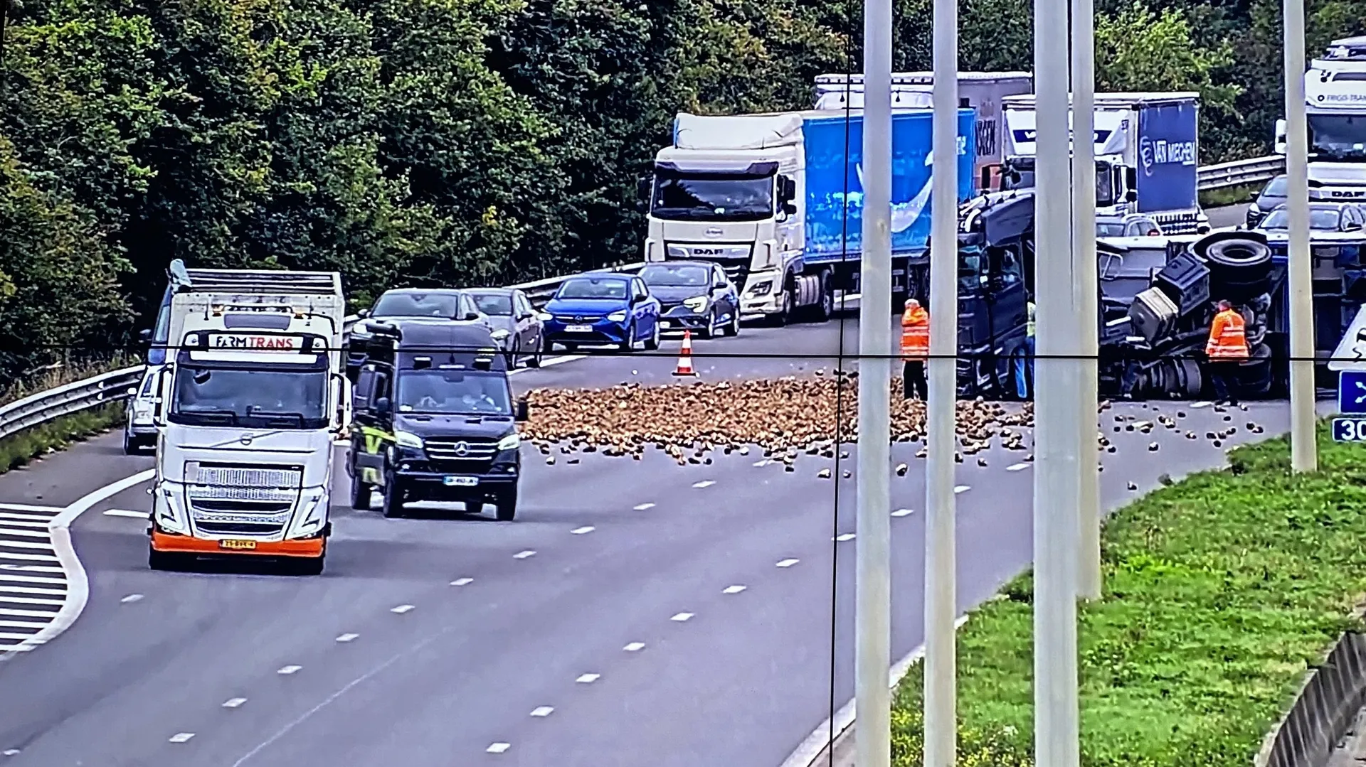 E42 Mons-Liège : camion sur le flanc et betteraves sur la chaussée ...