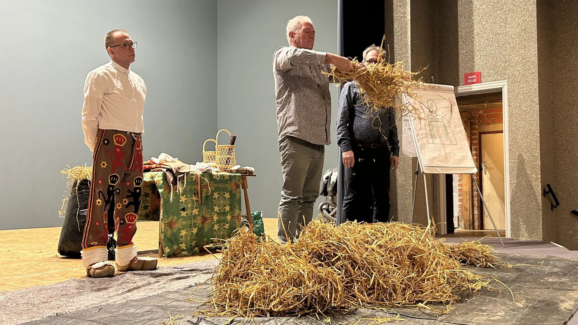 La fabrication du masque du gille : un savoir-faire familial à Binche - RTBF Actus