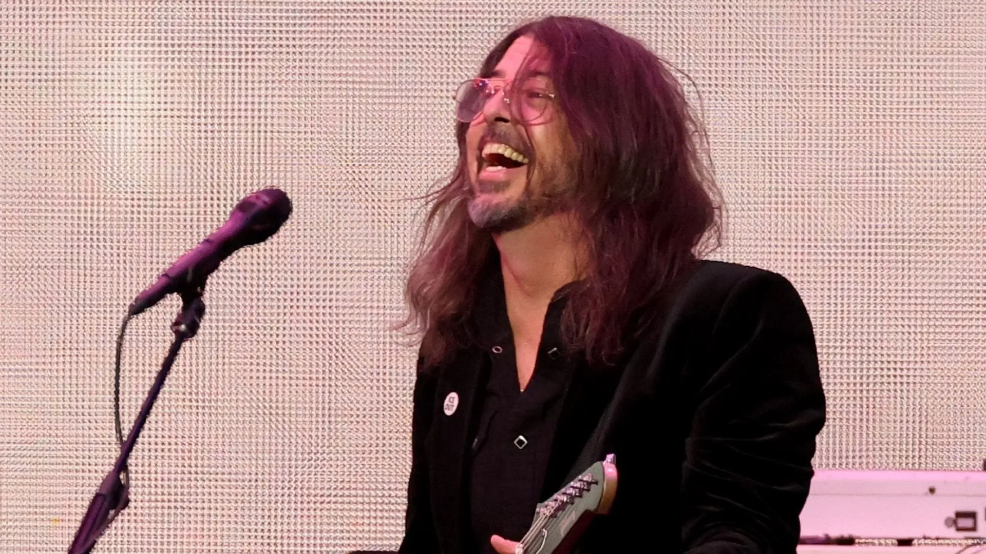 Dave Grohl fait le buzz au Super Bowl : les fans réclament les Foo ...