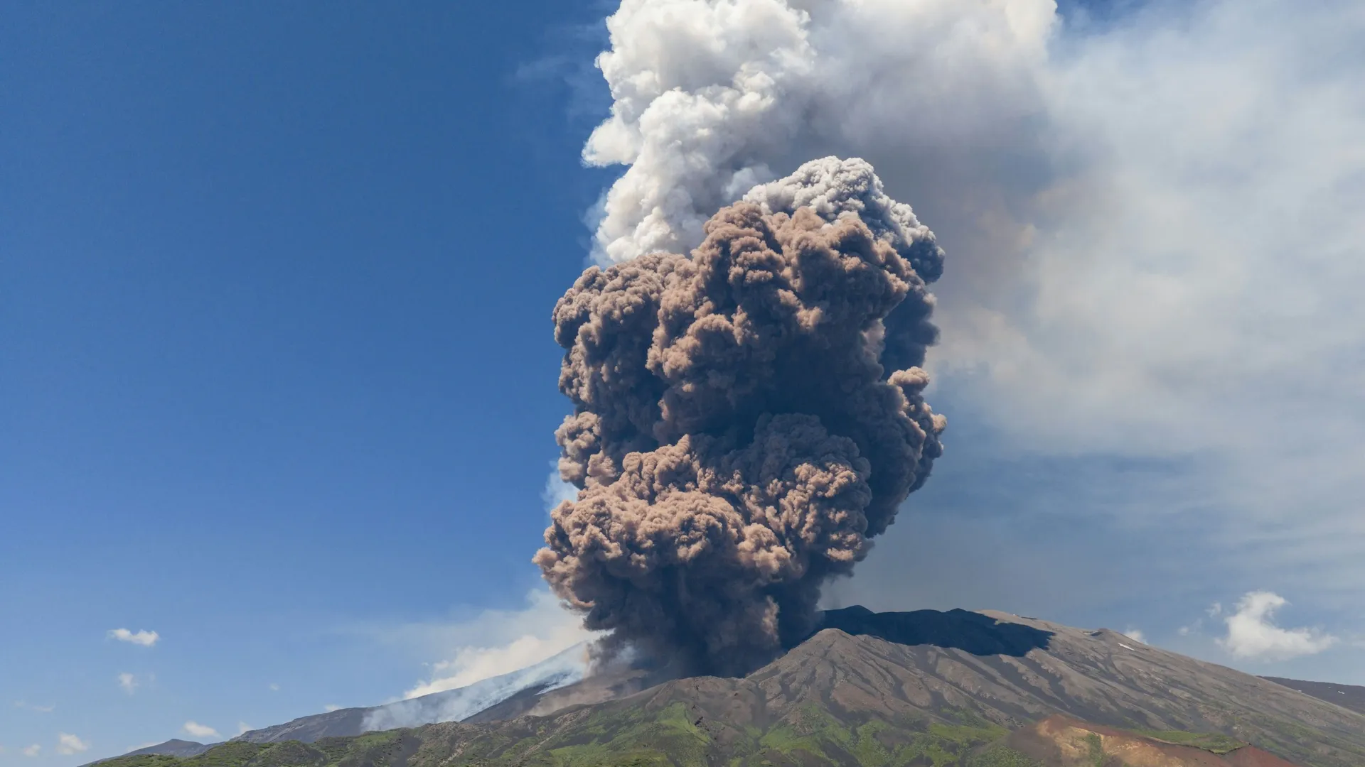 L’Etna enneigé est entré en éruption - RTBF Actus