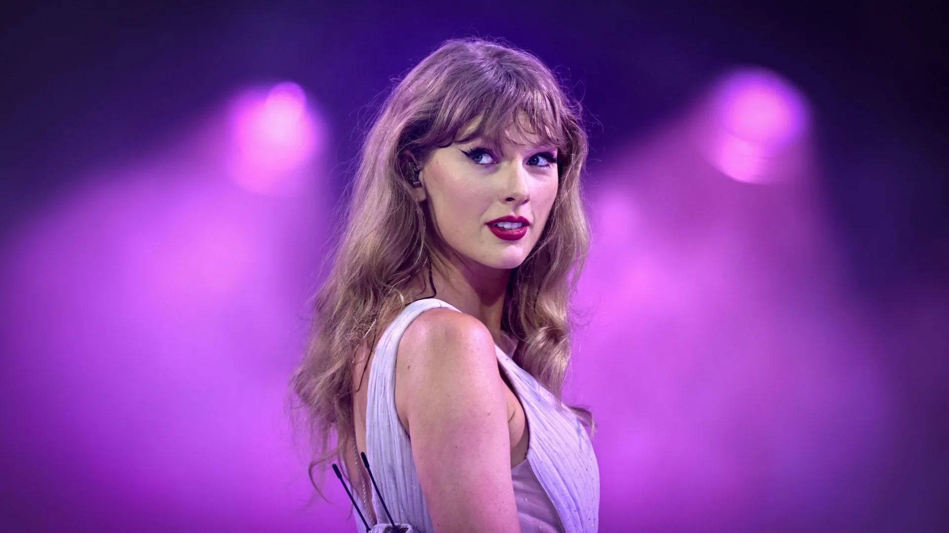 Taylor Swift choque, divise et fait danser avec 'The Life of a Showgirl ...