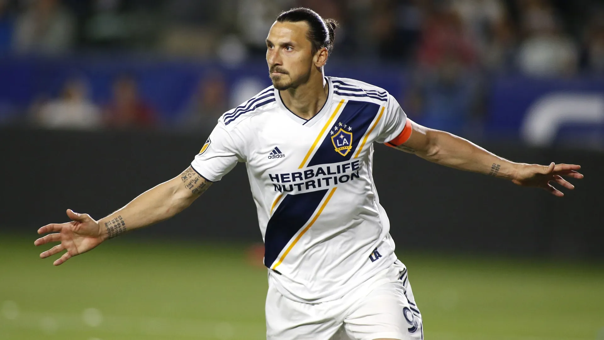 Zlatan Ibrahimovic inaugure une statue à son effigie dans sa ville ...