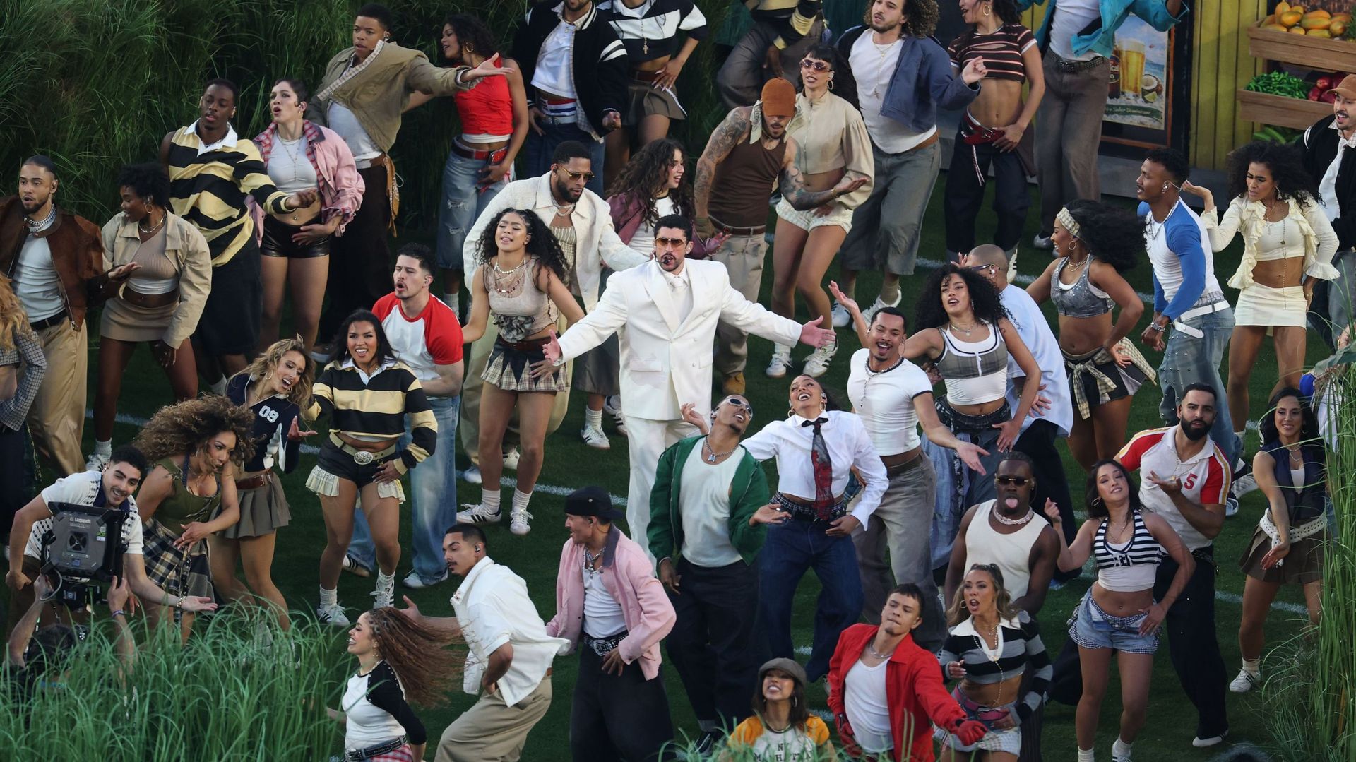 Un restaurant recrée le show de Bad Bunny au Super Bowl et enflamme les ...