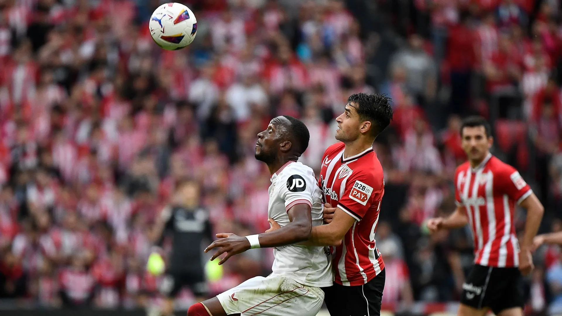 Des matches de championnat disputés dans un autre pays ? L'UEFA va ...