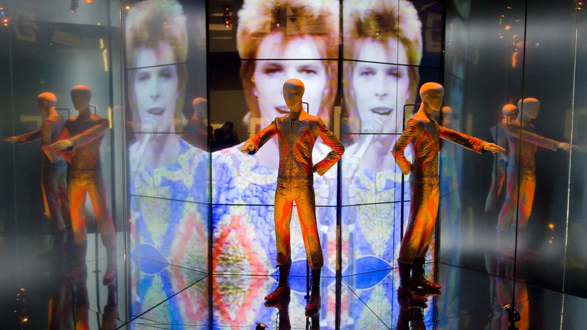 L'exposition 'David Bowie is' bientôt en VR sur mobile - RTBF Actus