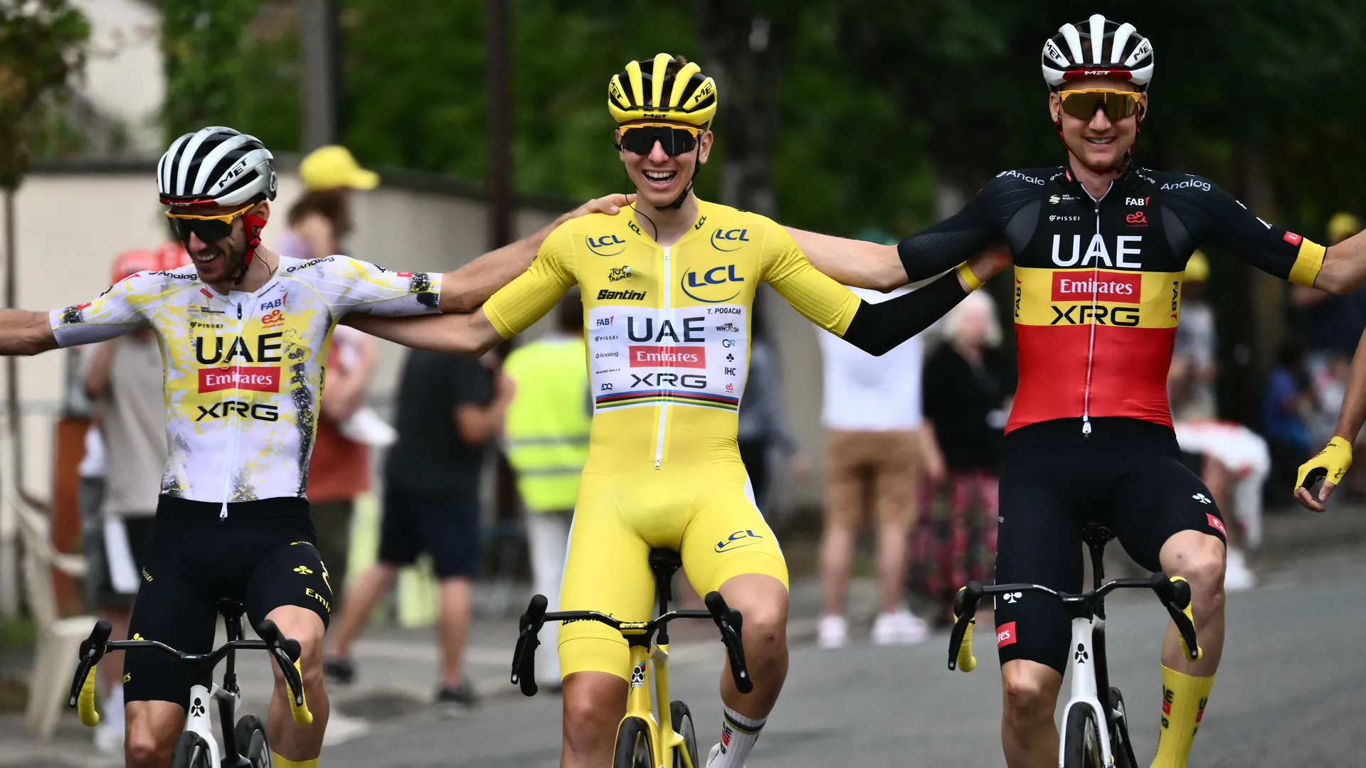 Tadej Pogacar en reconnaissance sur les pavés de Paris-Roubaix avec Tim ...