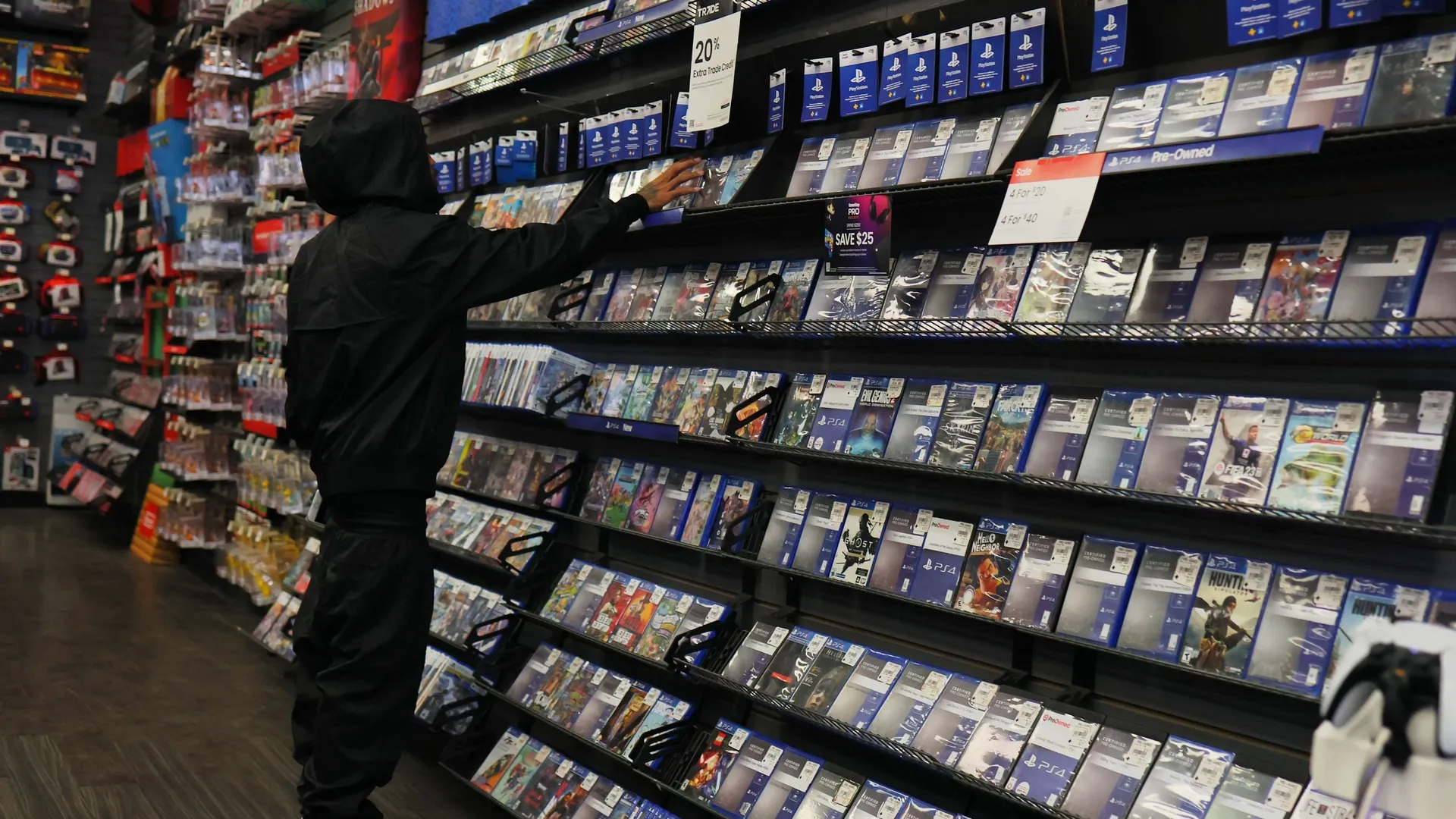 Un gamer recrée un magasin de jeux vidéo dans sa cave en hommage aux ...