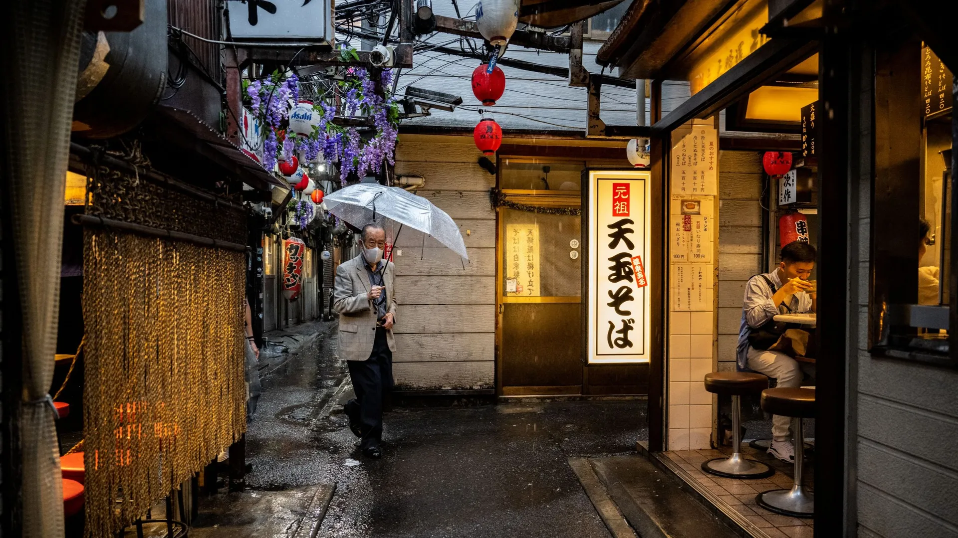 L’univers caché des 'snack-bars' japonais, vestiges de la prostitution ...