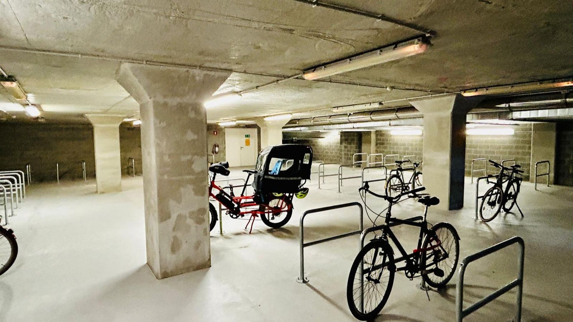 Ixelles : un parking de 114 places sécurisées pour vélo inauguré sous ...