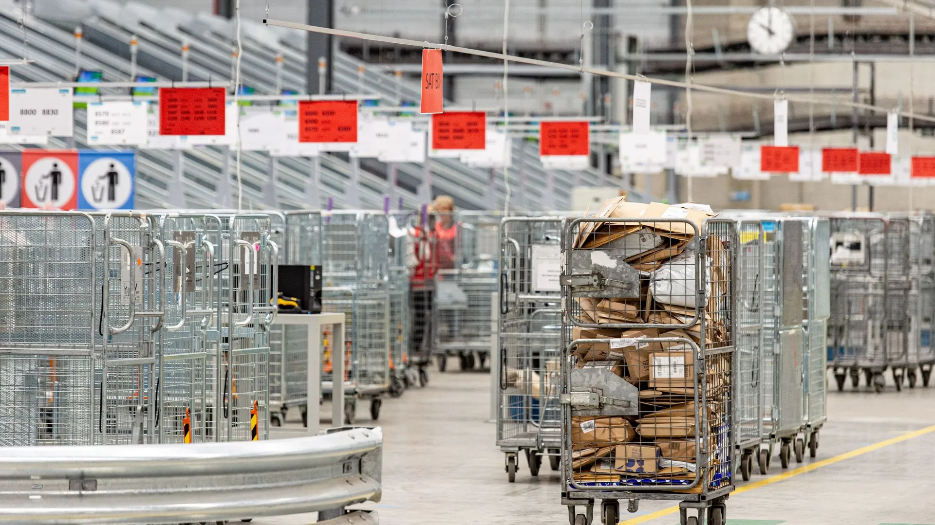Un distributeur de colis bpost pour envoyer sa lettre à Saint-Nicolas ...