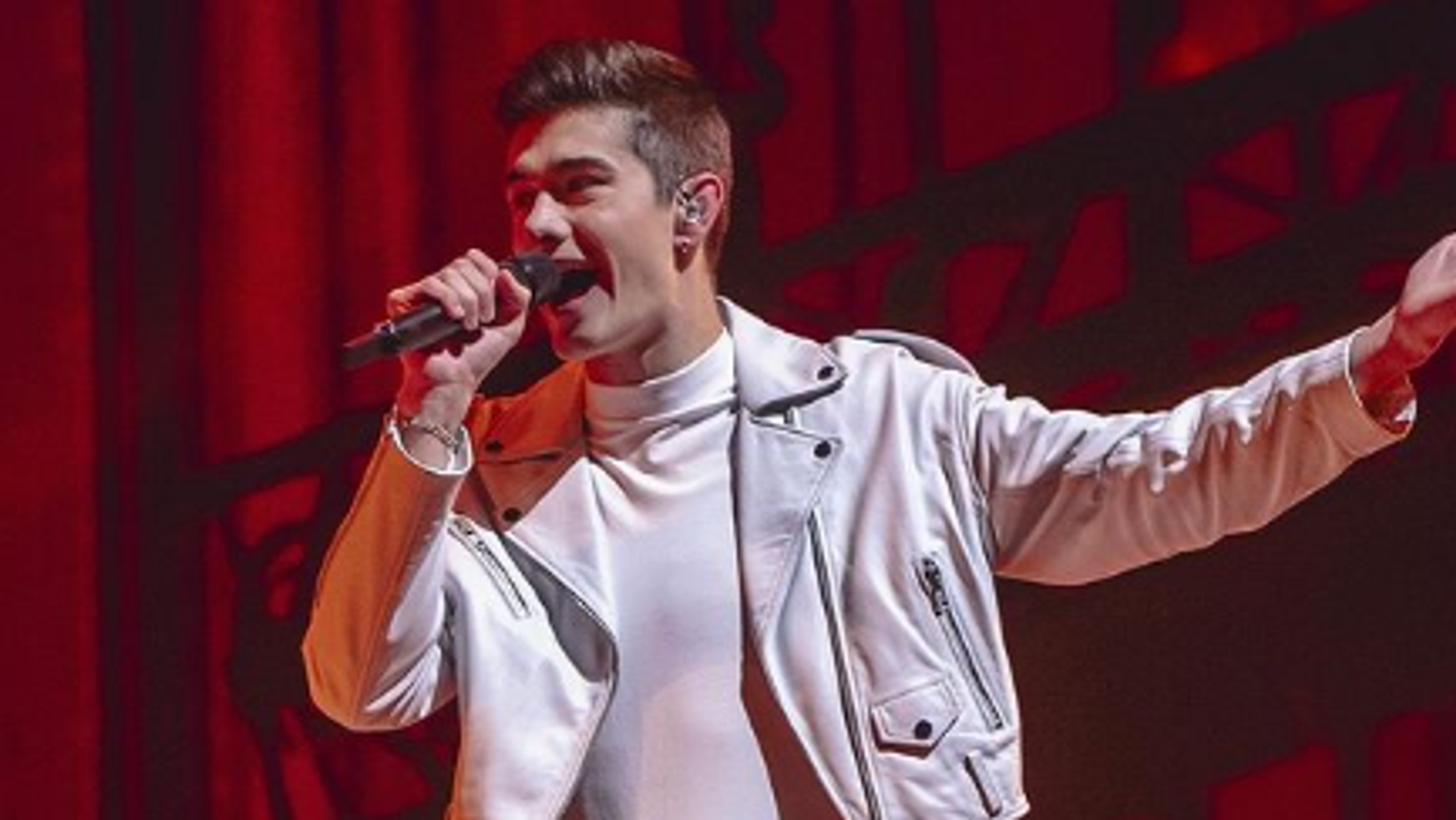 En direct du bus de la Star Academy, Axel nous présente son nouveau ...