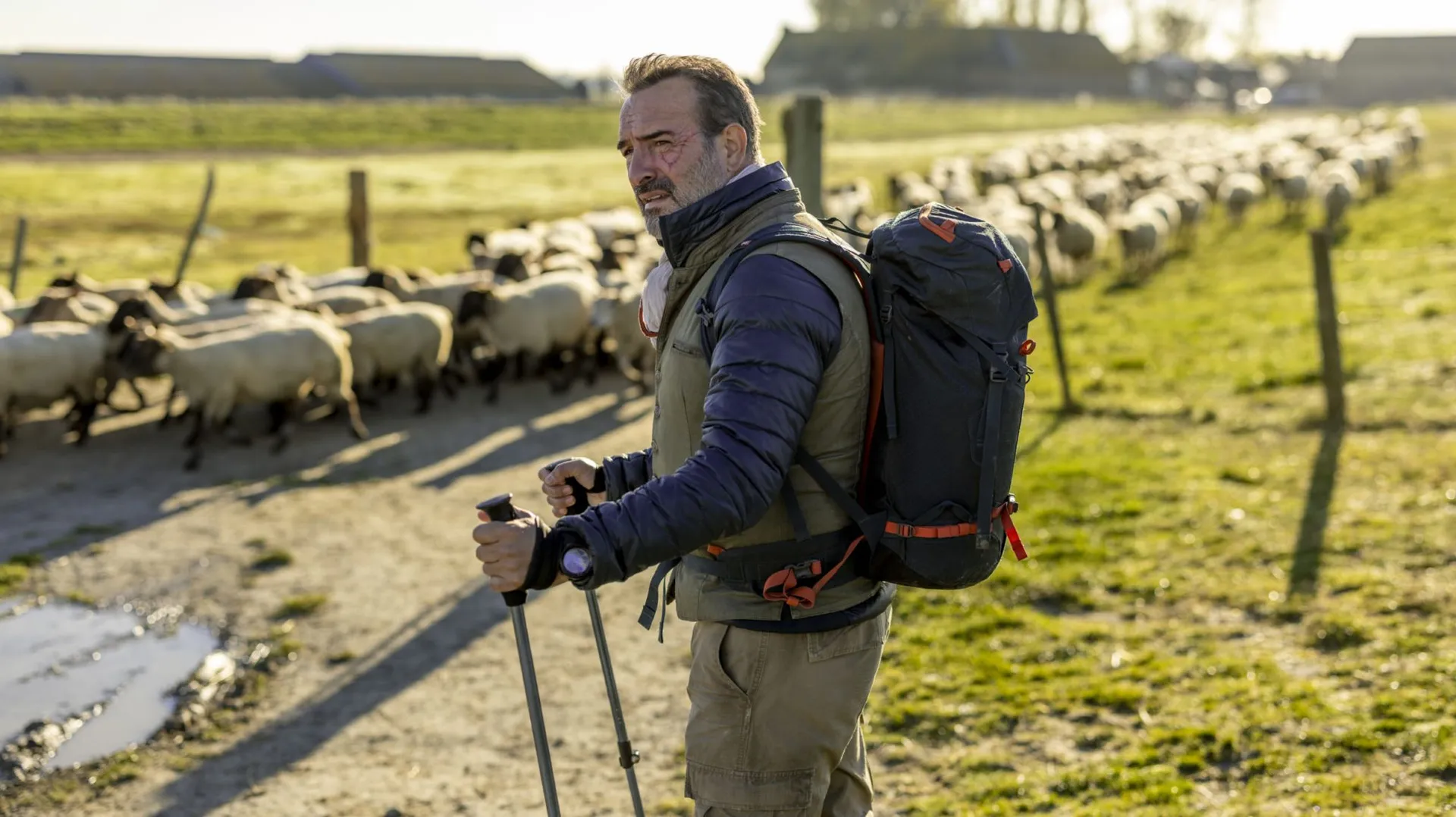 Jean Dujardin marche à contre-courant dans le film 'Sur les chemins ...