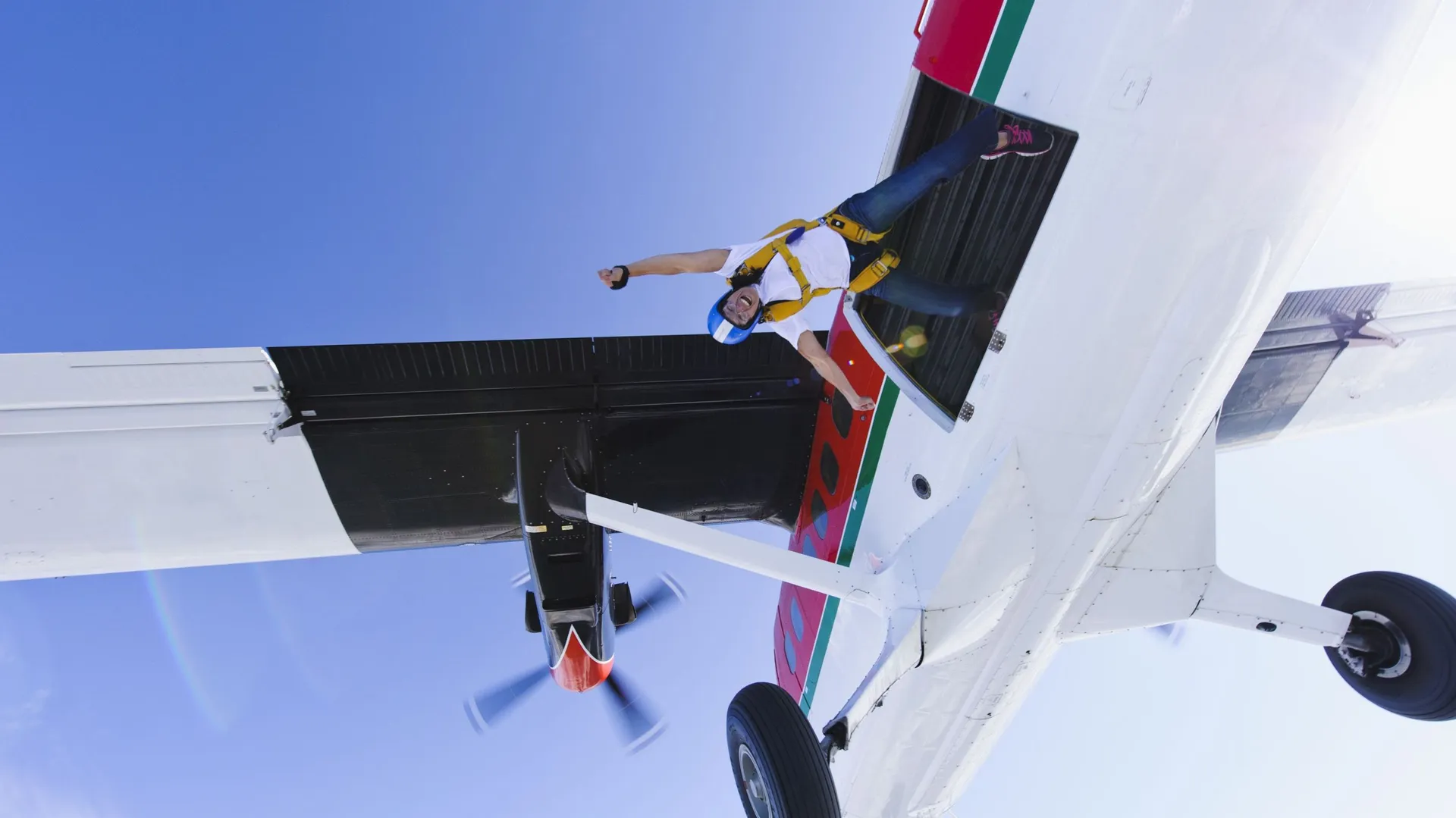La minute insolite : un athlète escalade l’extérieur d’un avion en ...