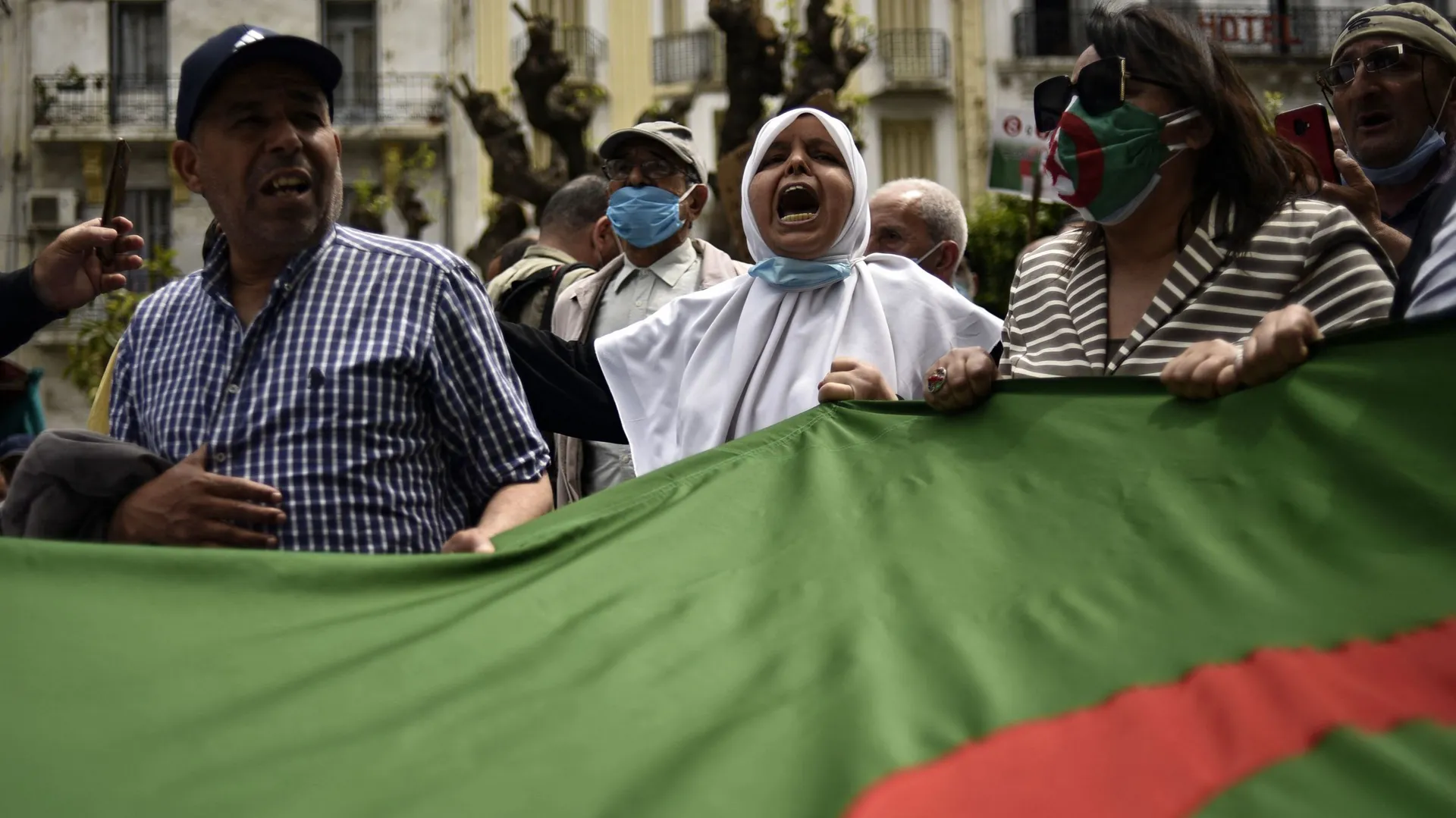 Algérie: des milliers de manifestants du Hirak contre la répression du ...