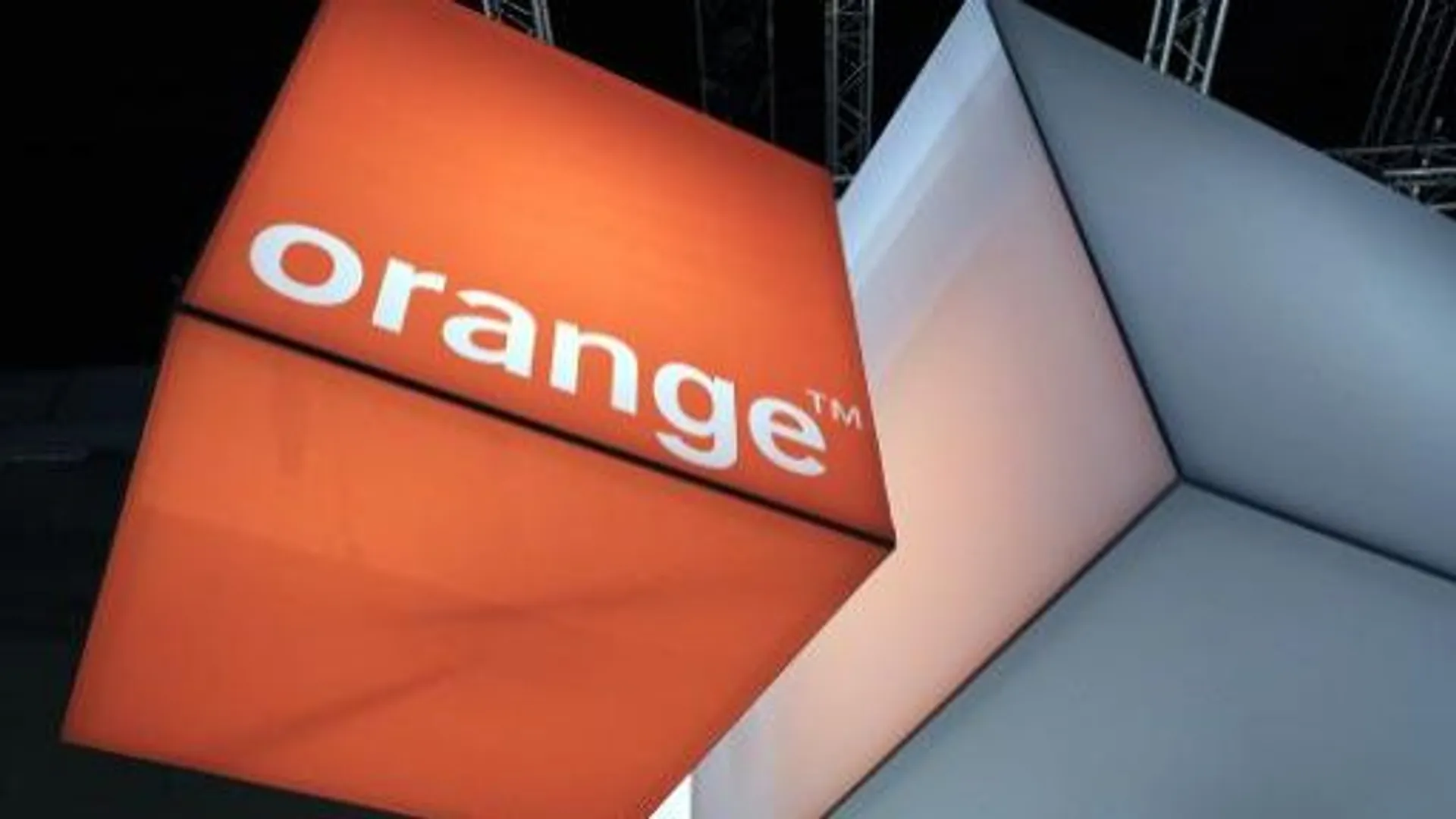 Orange fête les 20 ans de sa marque, son pari pour l'avenir - RTBF Actus