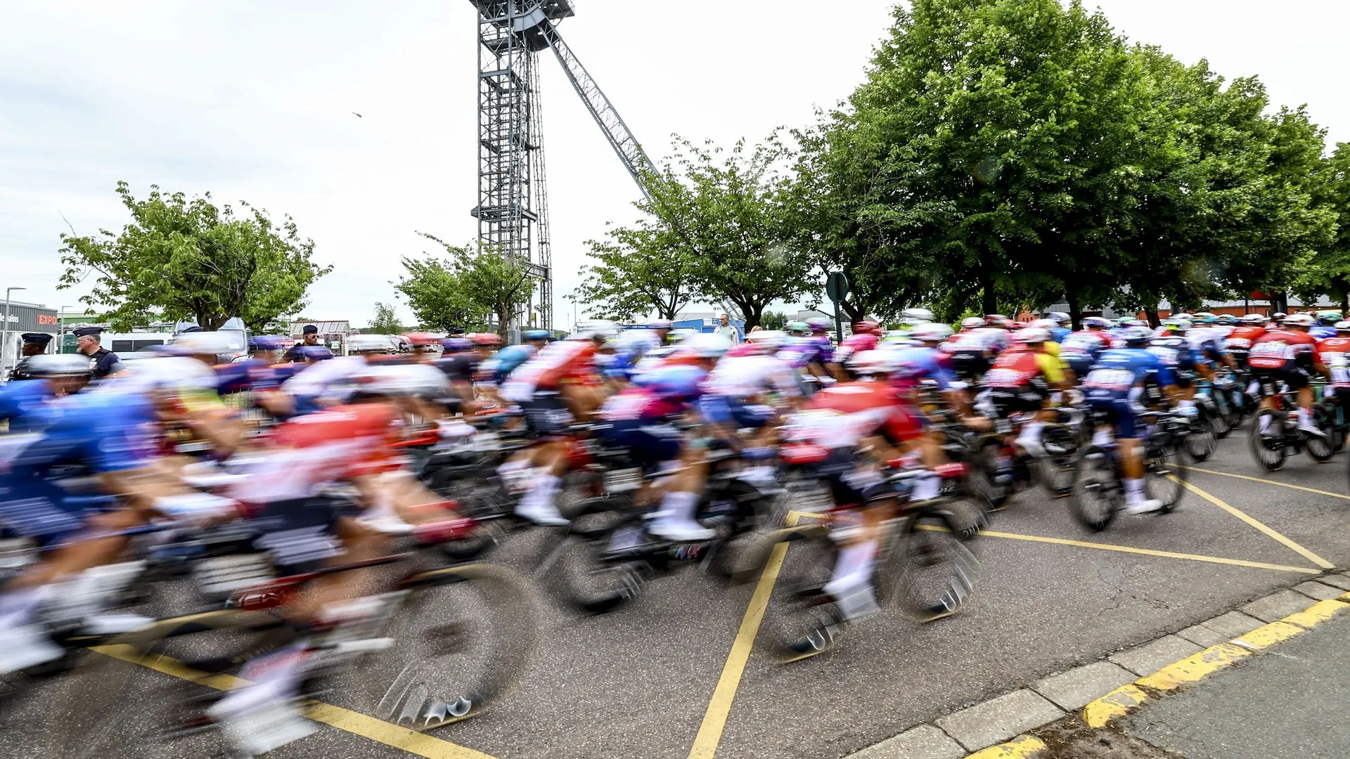 Tour de France 2025, 1re étape : Jasper Philipsen triomphe des cassures et fait coup double à ...