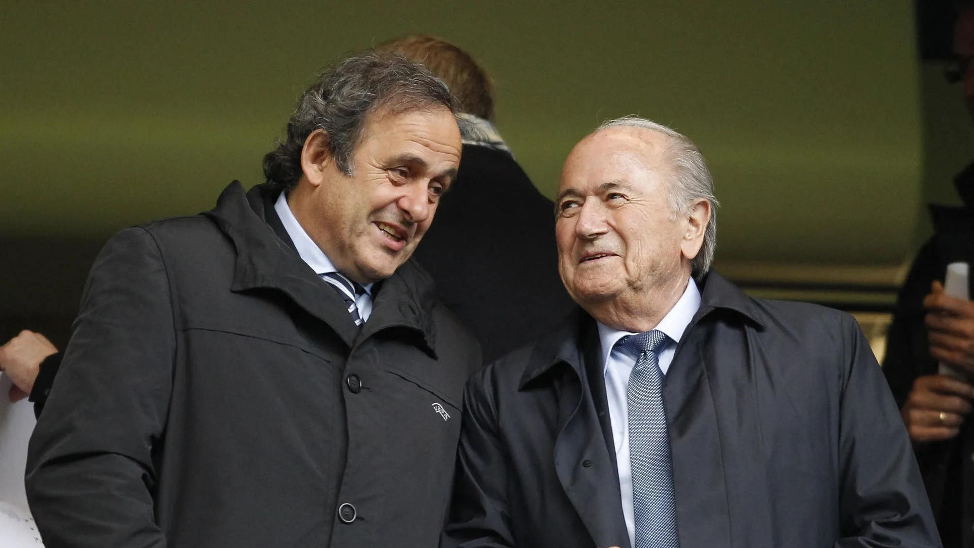 Accusés d'avoir escroqué la Fifa, Platini et Blatter comparaissent en ...