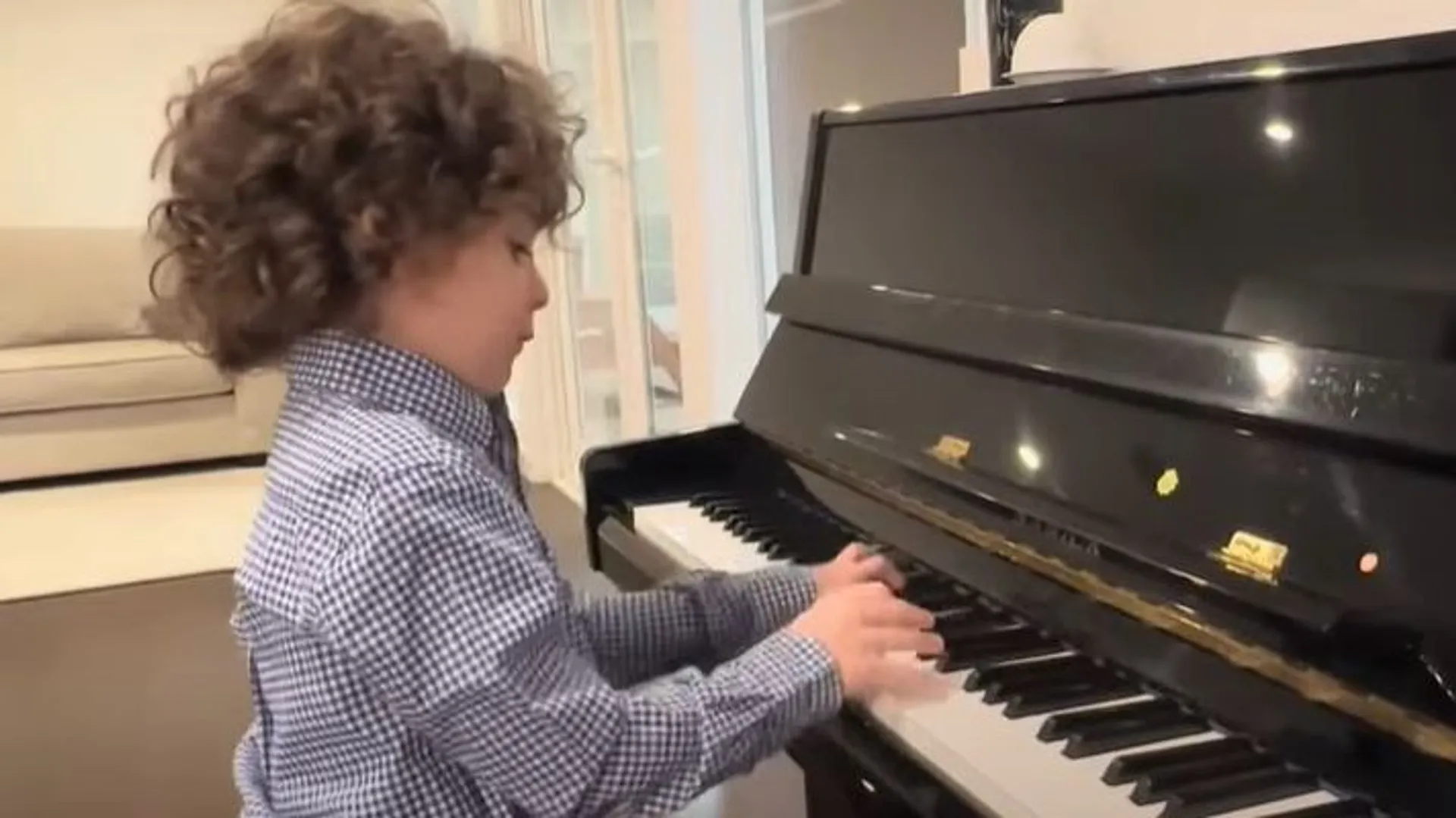 A cinq ans, Alec Van Khajadourian est le plus jeune pianiste de l ...