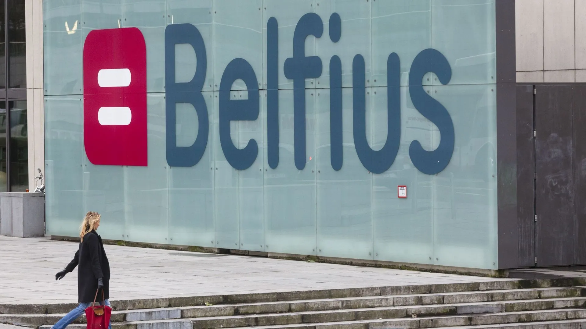 Belfius augmente le prix de son service bancaire de base - RTBF Actus