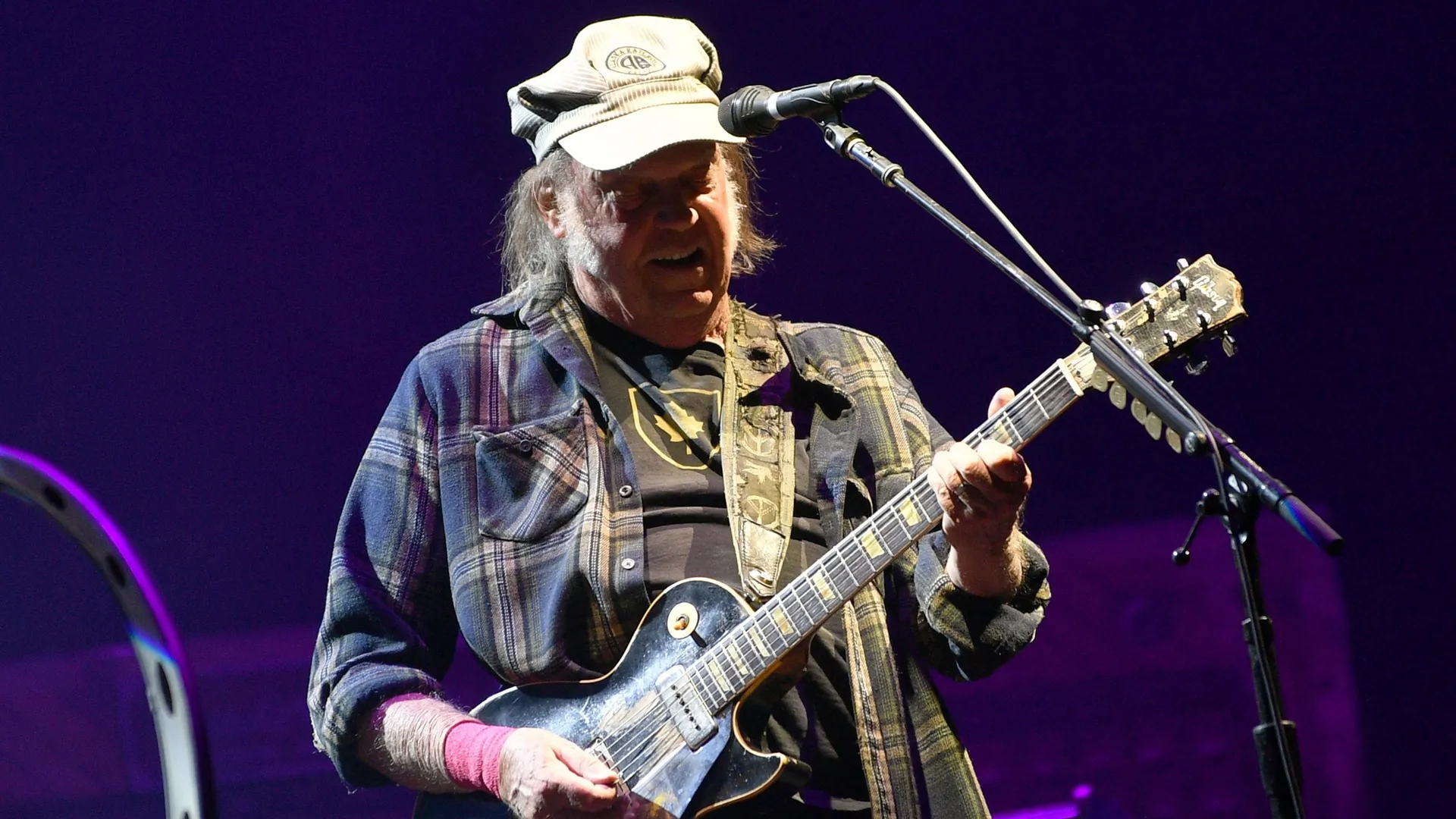 Neil Young claque la porte de Facebook : une prise de position contre ...