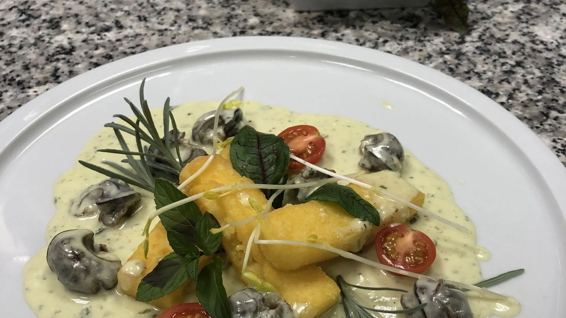 Escargots Petits-Gris à la polenta et au pesto - RTBF Actus