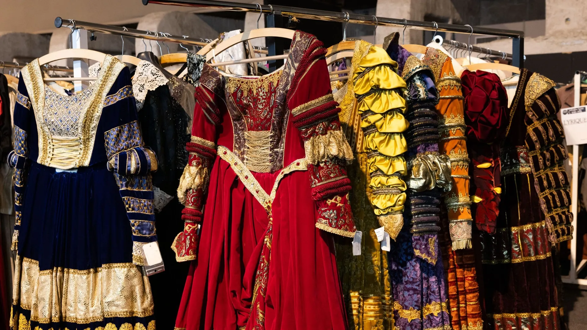 'Une vente exceptionnelle' : l’Opéra de Paris ouvre ses réserves et met ...