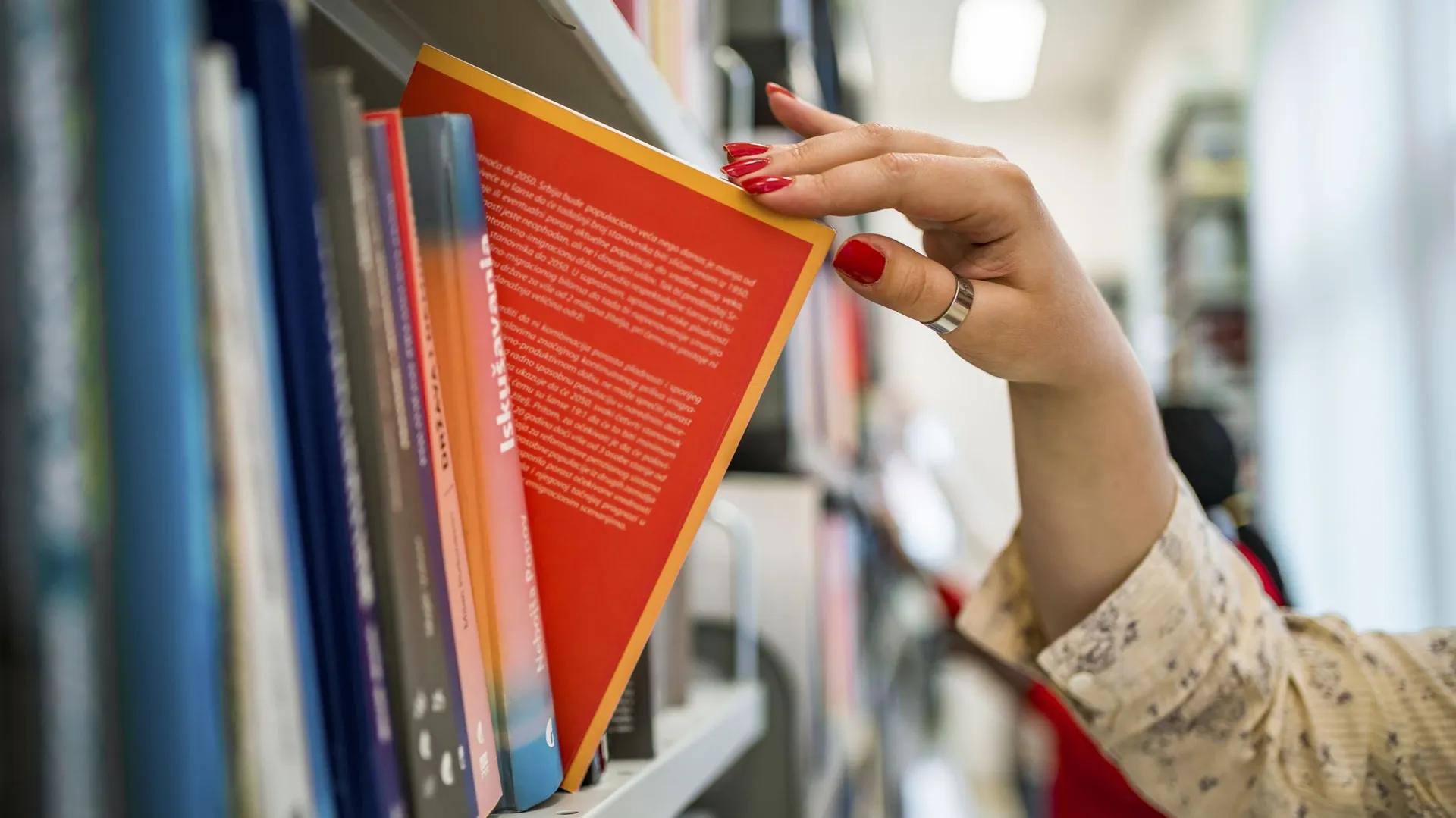 Des livres complotistes ou d’extrême droite dans les rayons : votre ...