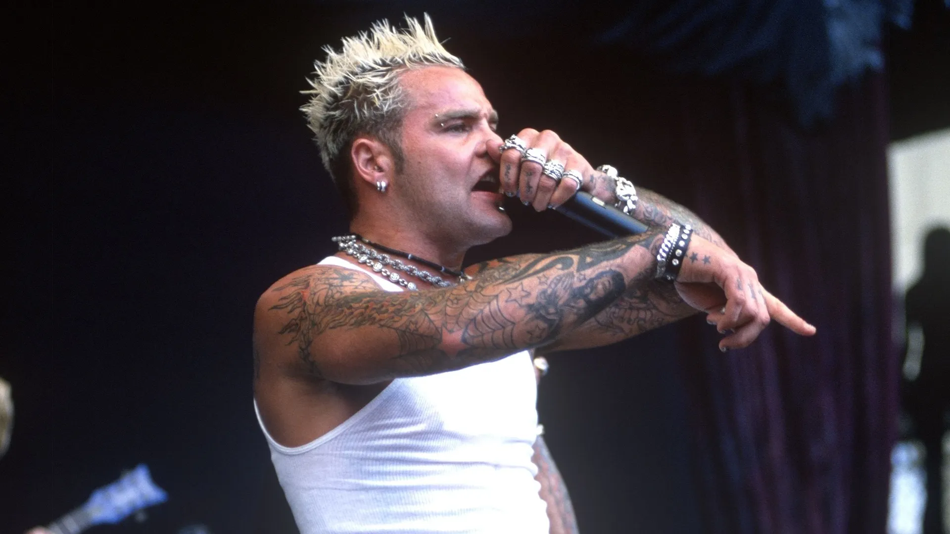 Shifty Shellshock, leader du groupe Crazy Town, est mort à 49 ans ...