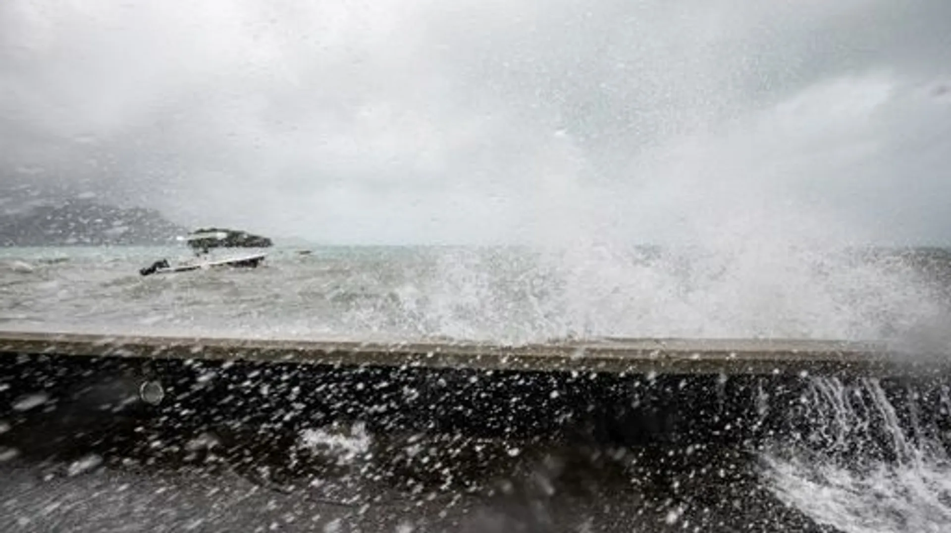 Premiers dégâts et chaos sur l'île Maurice, à l'approche du cyclone ...