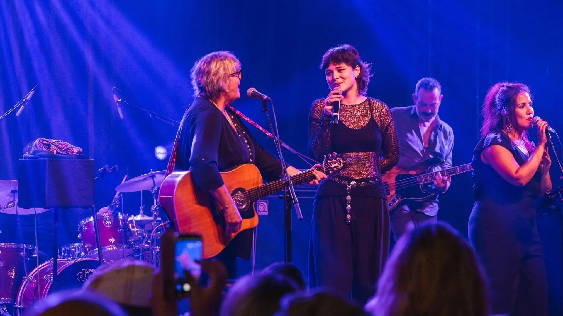 La gagnante de The Voice Belgique, Emma Sorgato, rejoint BJ Scott sur scène lors des Roots Days ...