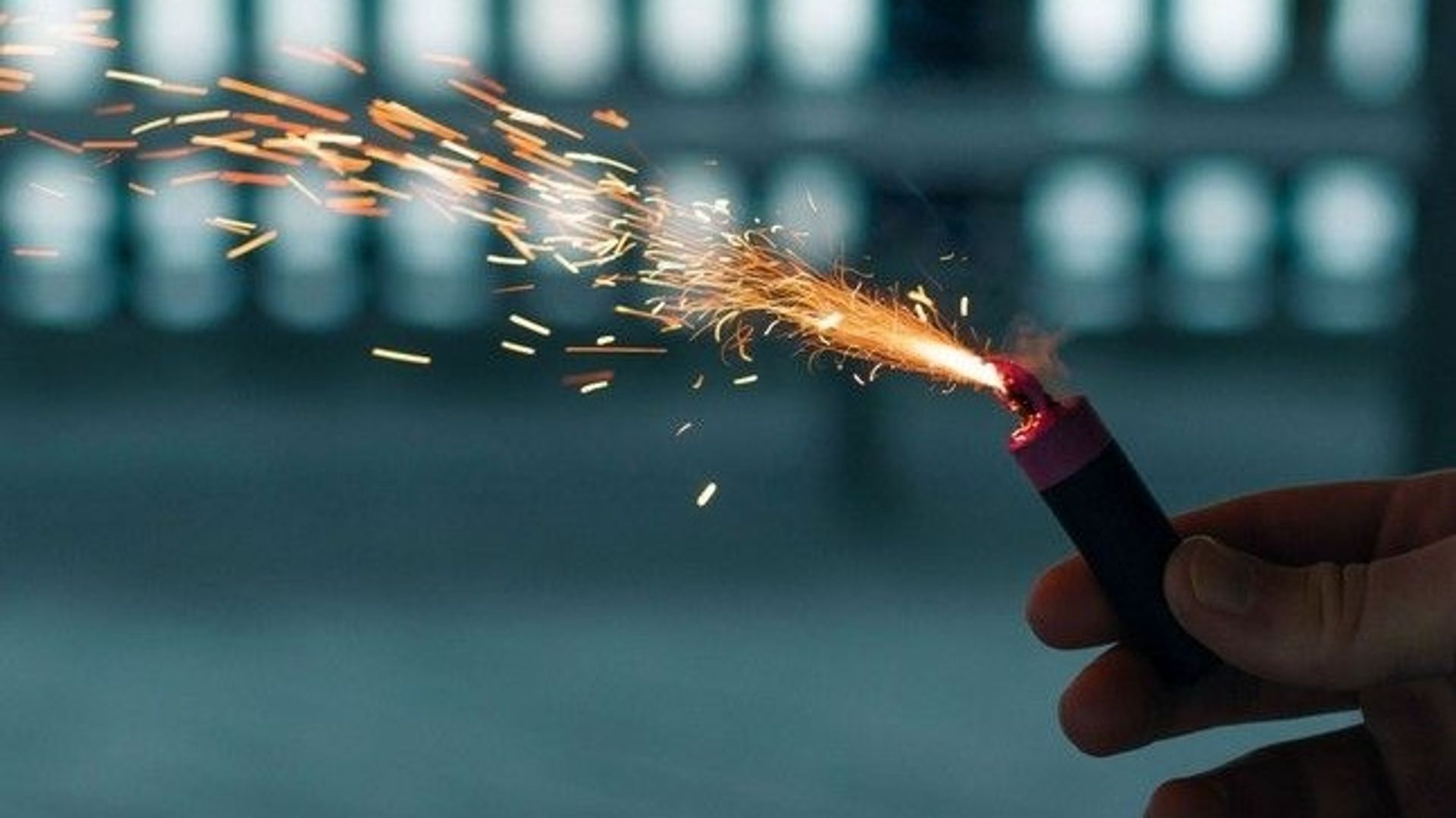 Une explosion de feux d’artifice endommage des véhicules rue de Bosnie ...
