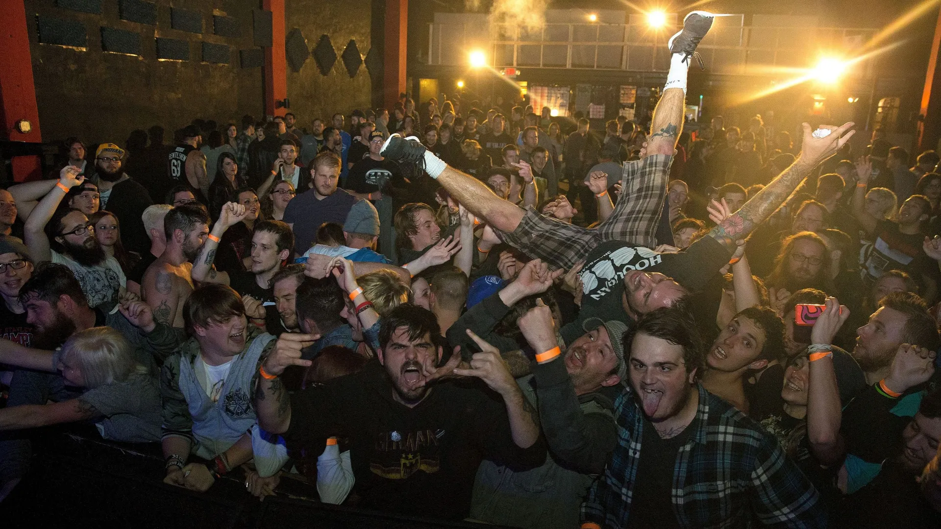 Mosh pit : quand la science compare les humains aux particules - RTBF Actus