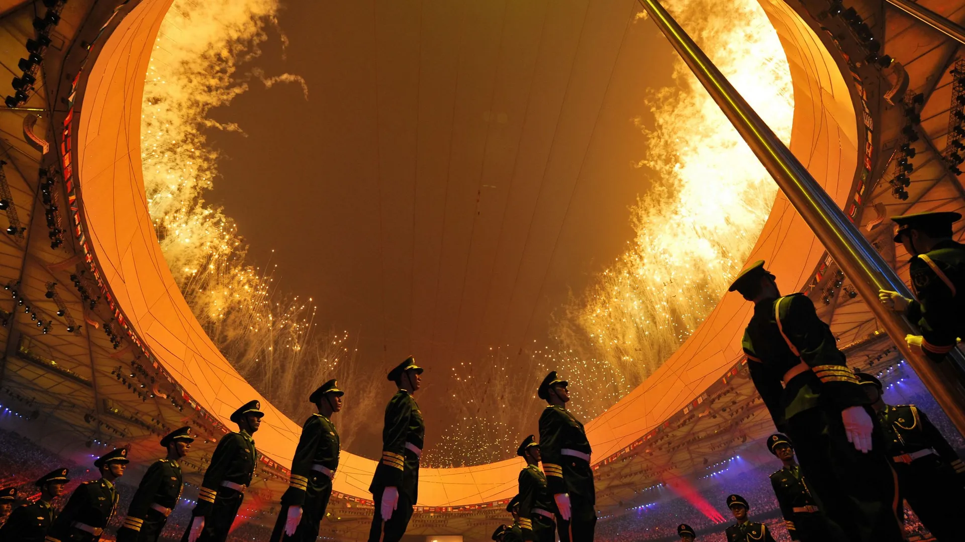 Les polémiques chinoises, saut en parachute royal, le défilé masqué ...