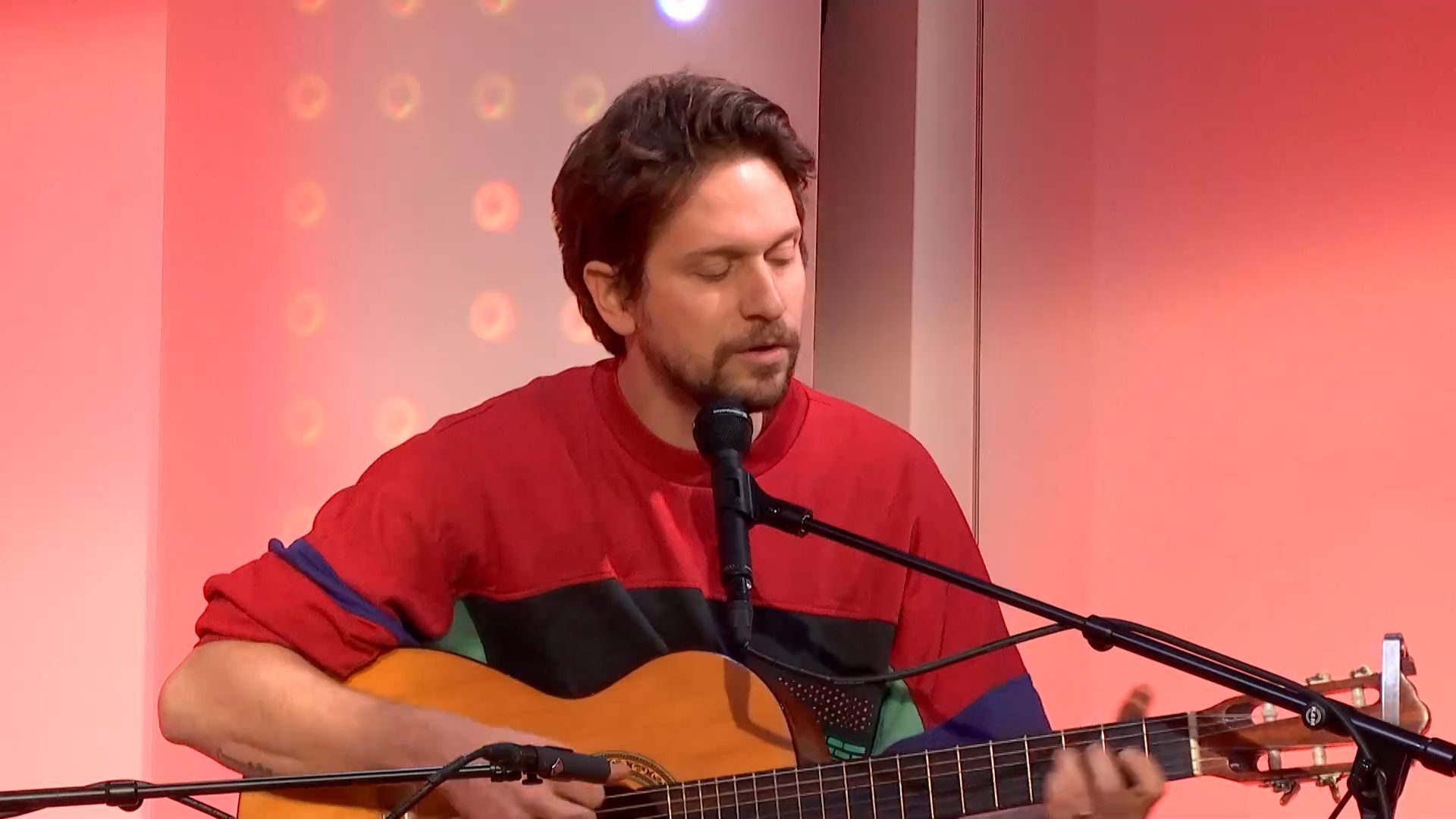 Aurel interprète en live son titre 'Hier la plage' et présente son ...