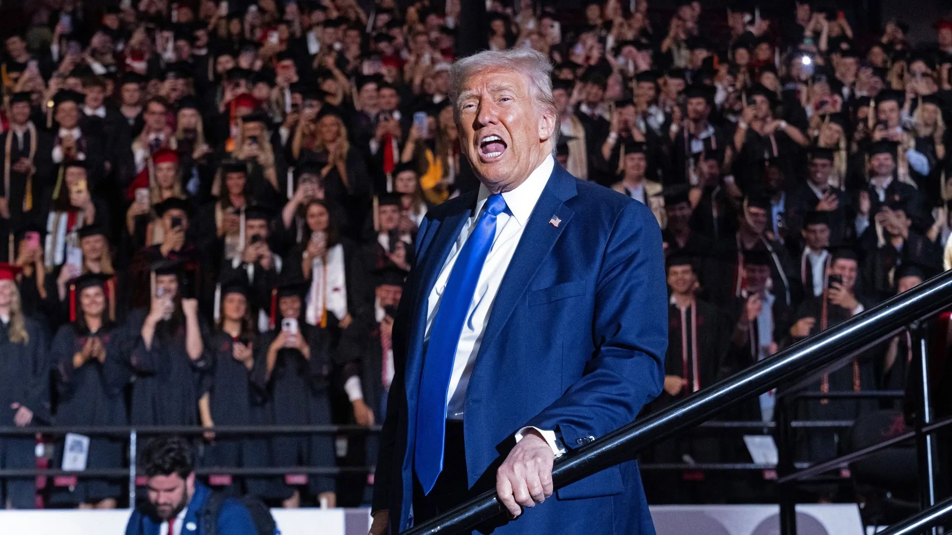 Donald Trump publie un portrait de lui habillé en pape - RTBF Actus