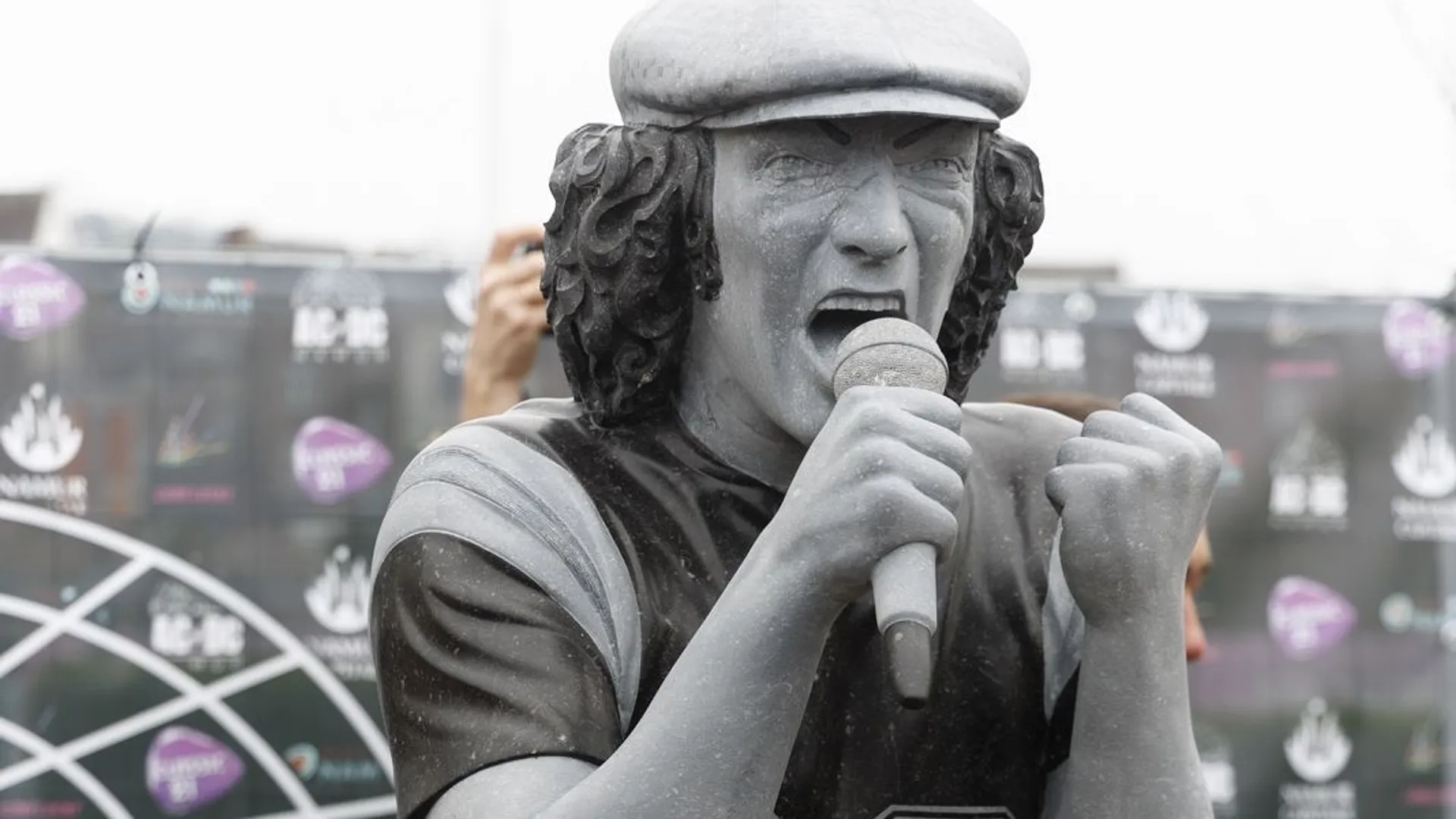 AC/DC – Brian Johnson se déplace à Namur pour découvrir sa statue ...