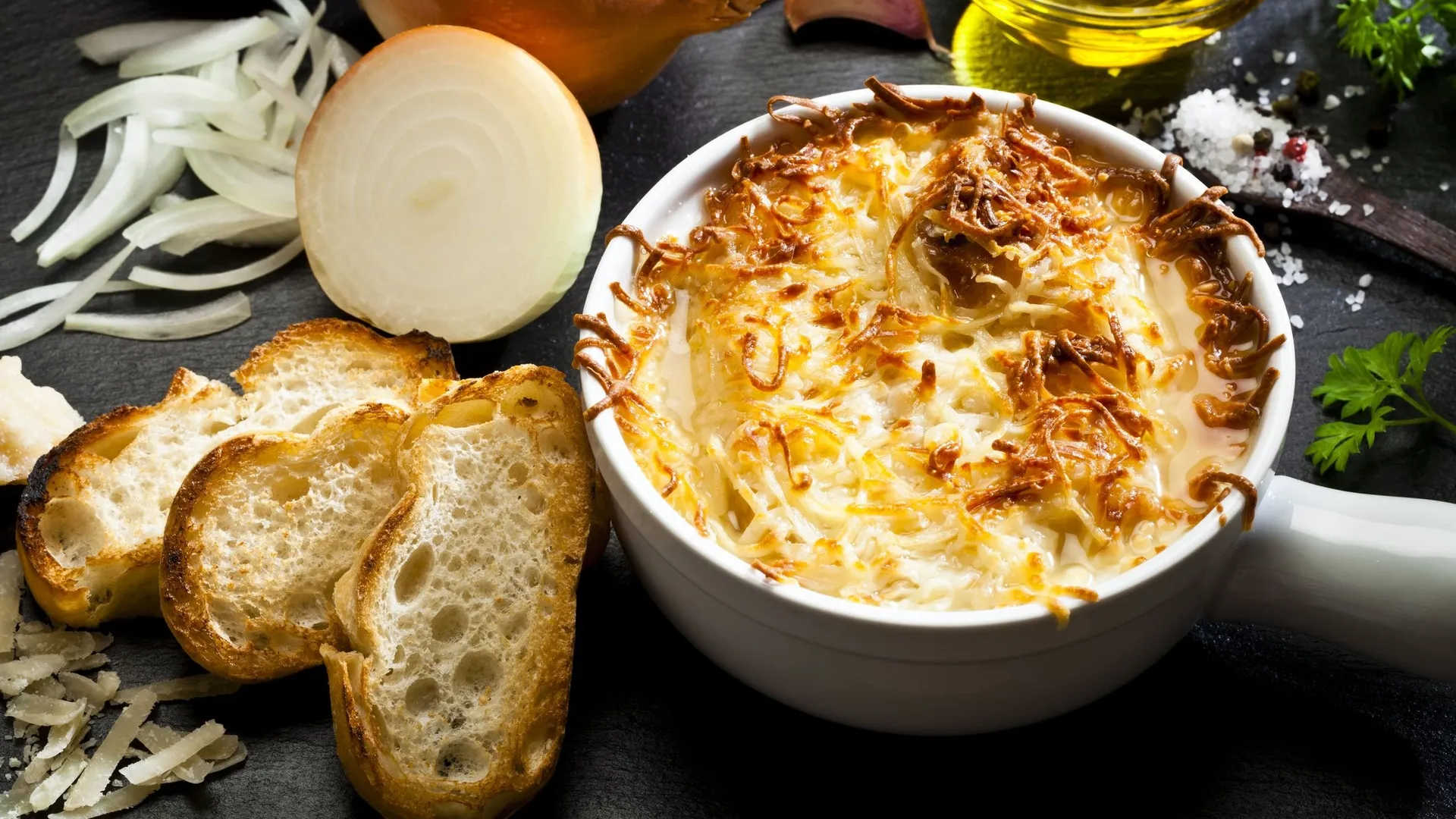 Recette de Carlo : Soupe à l’oignon gratinée au Comté - RTBF Actus