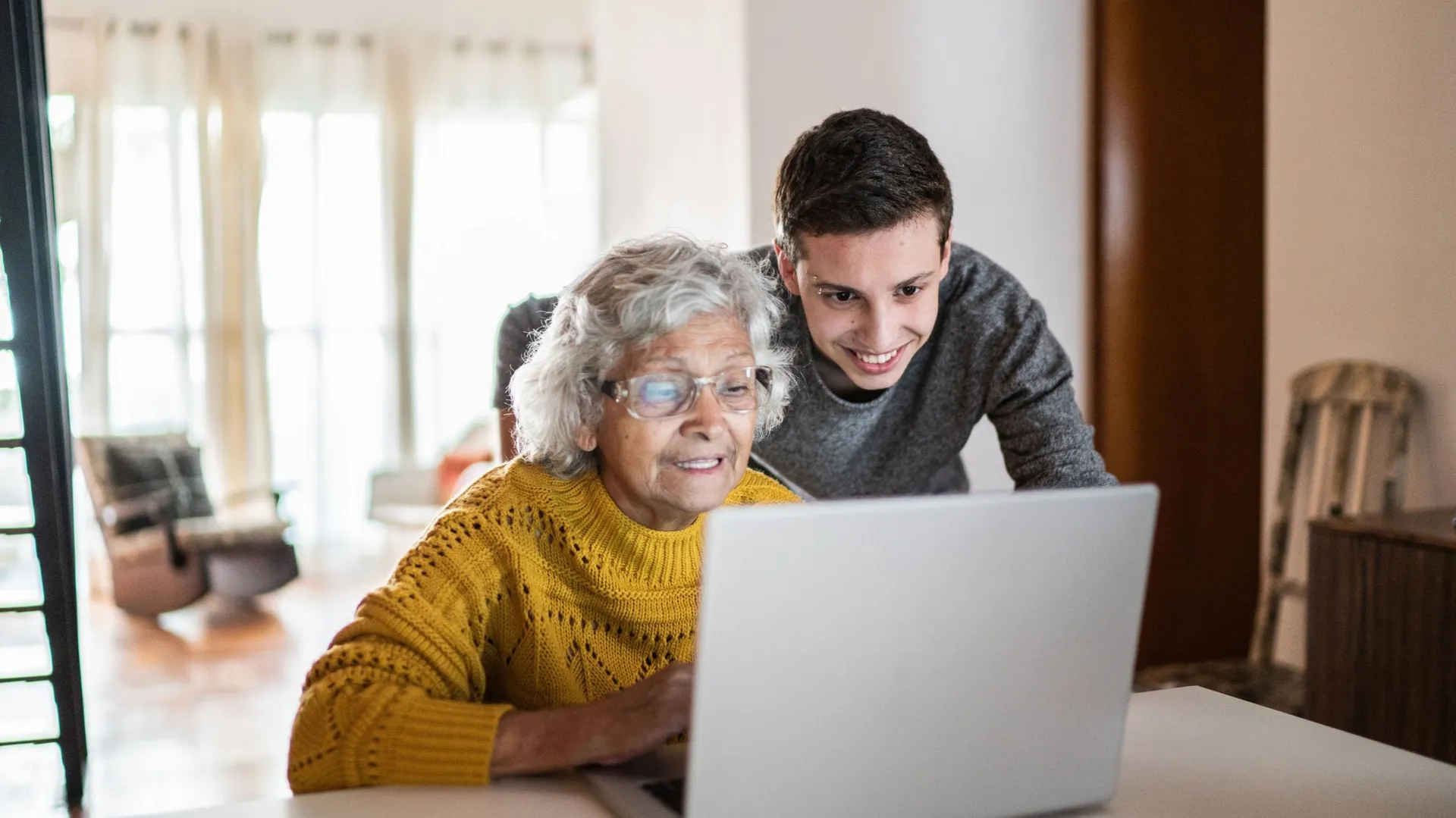 De nombreux seniors font appel à un service spécialisé contre les ...