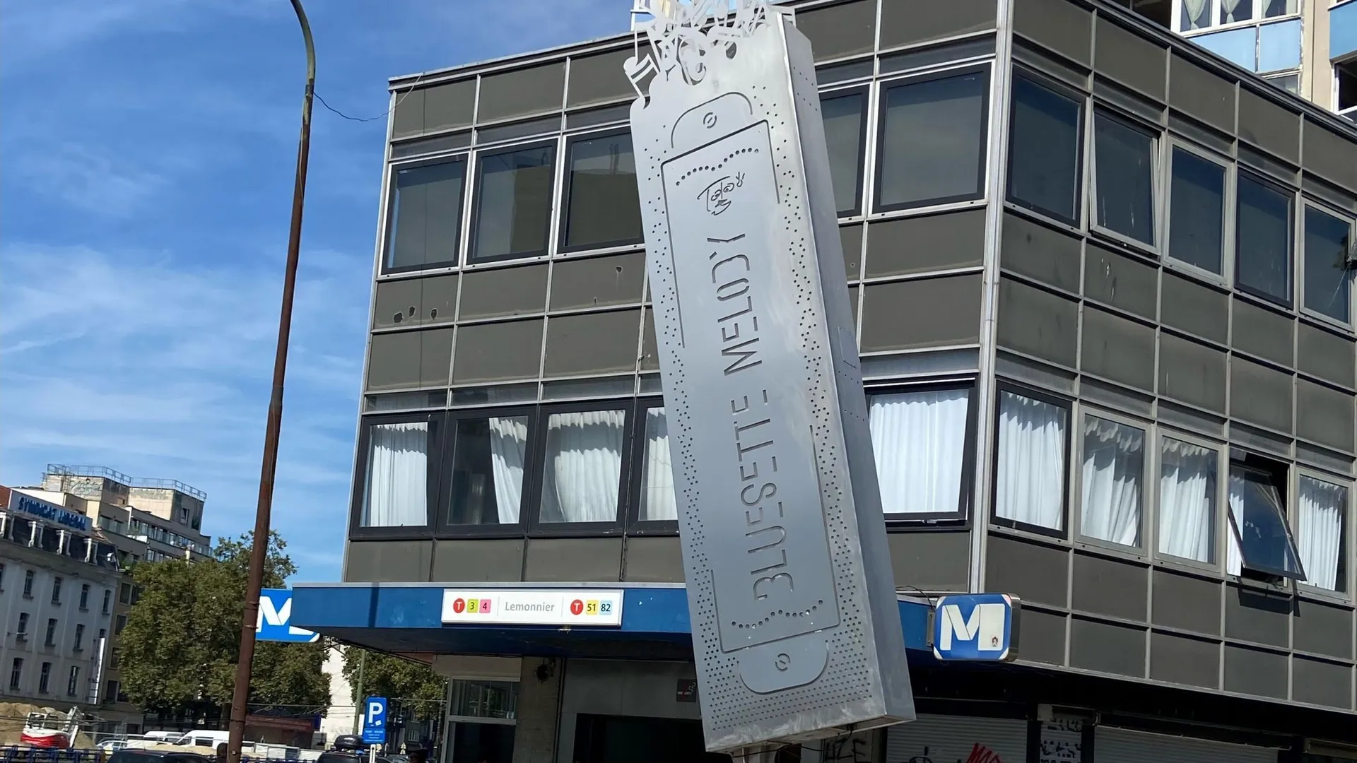 Un harmonica géant à l’entrée de la future station de métro Toots ...