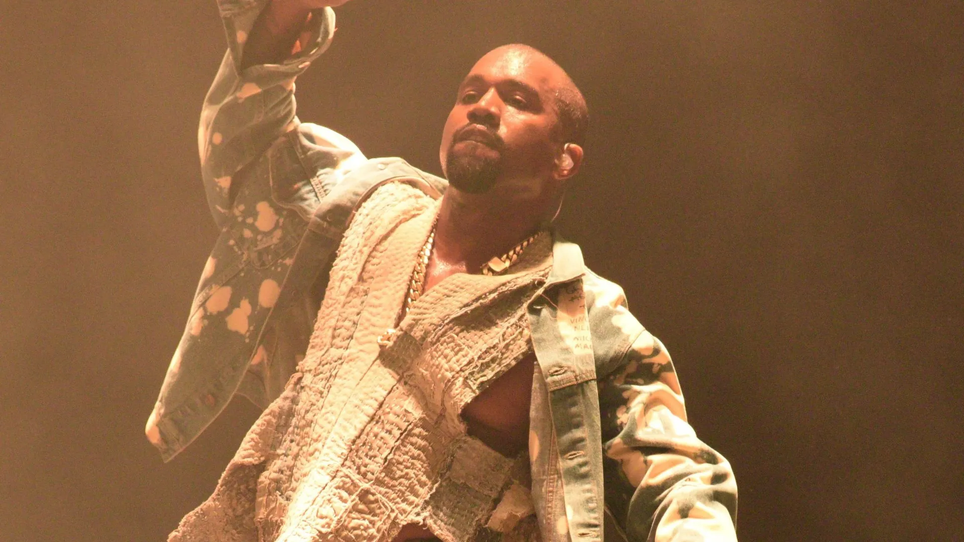 Kanye West dévoile une nouvelle version du morceau 'Wolves' sur Tidal ...